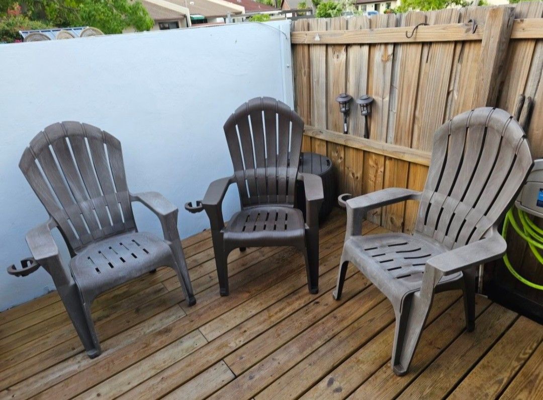 Plastic Patio Outdoor Chairs Set of 3 for Sale in Miami, FL - OfferUp