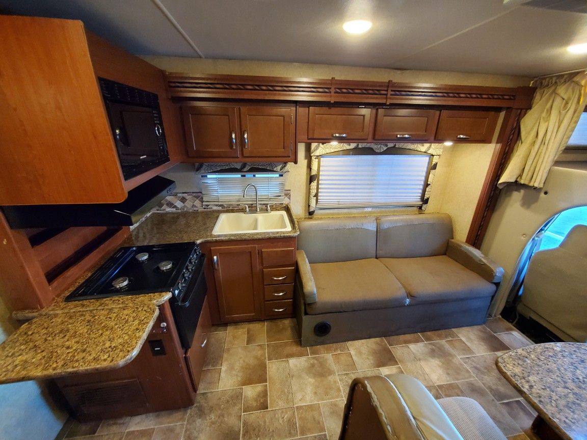 2017 Freedom Elite 30 ft Class C RV motorhome sleeps 10 2 slides 110k ...