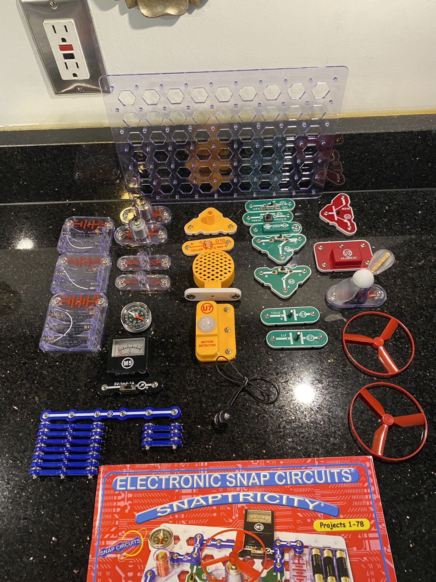 Lot of 35 Pieces Elenco Snap Circuits Electronics Exploration STEM Kit ...