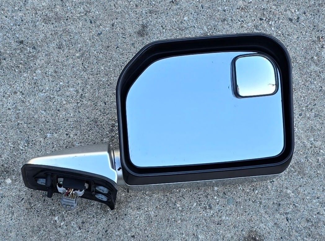 TOYOTA FJ CRUISER RIGHT PASSENGER MIRROR for Sale in South Gate, CA ...