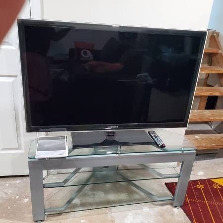 Samsung UN46C6300SF and TV Stand for Sale in Fairfax, VA - OfferUp