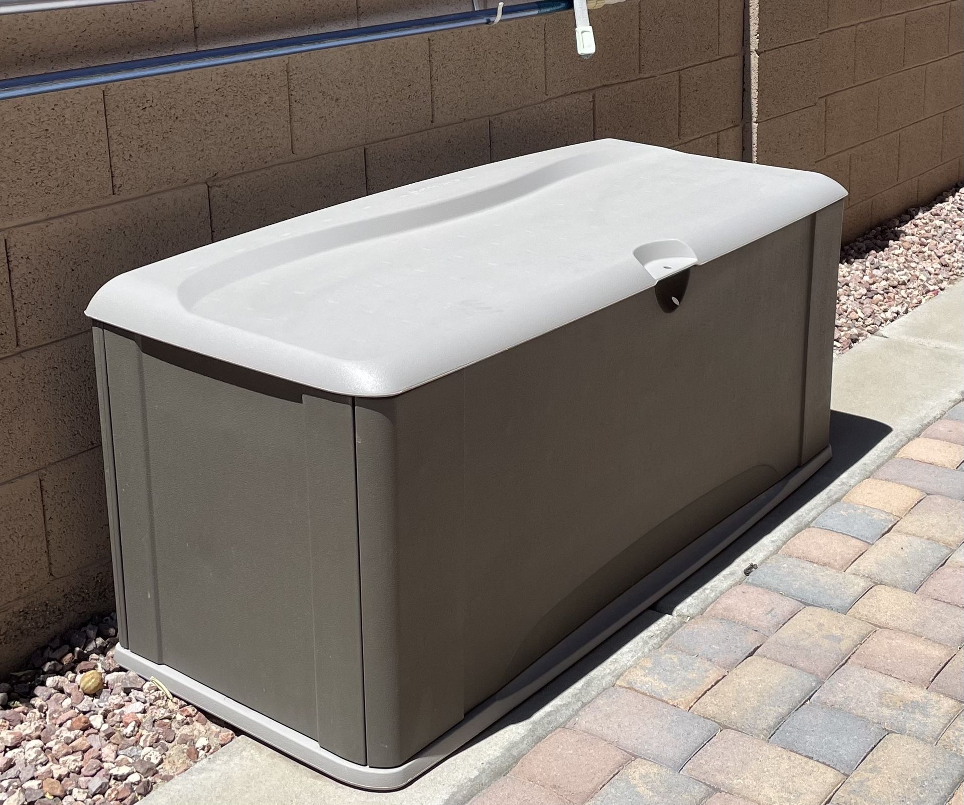 Rubbermaid Outdoor Storage Chest for Sale in Glendale, AZ - OfferUp