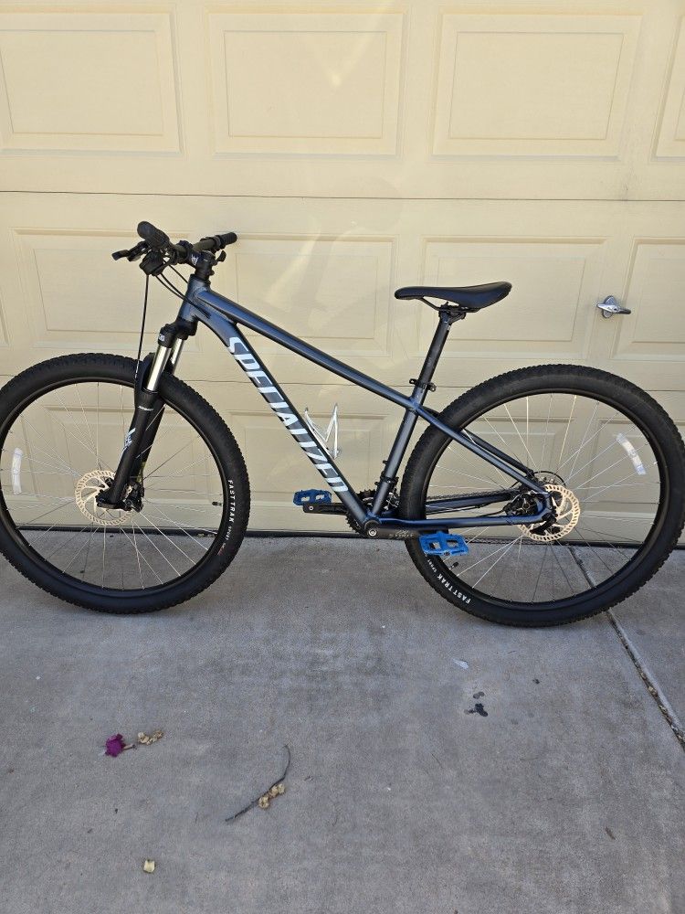 SPECIALIZED ROCKHOPPER MOUNTAIN BIKE 29ER (MEDIUM FRAME) for Sale in ...