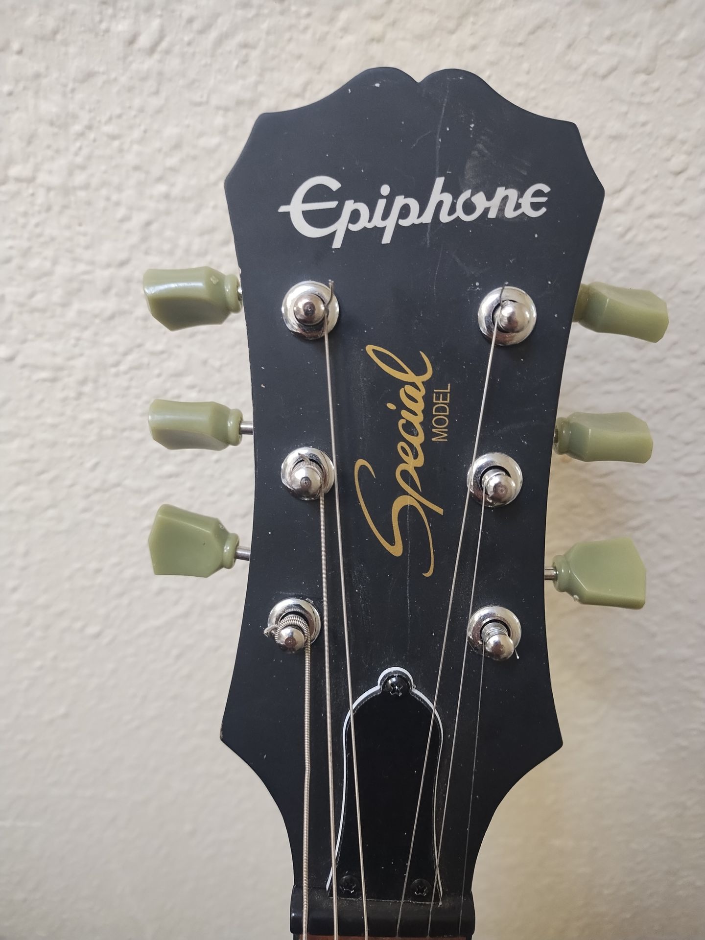 Epiphone less Paul special nice for Sale in Phoenix, AZ - OfferUp