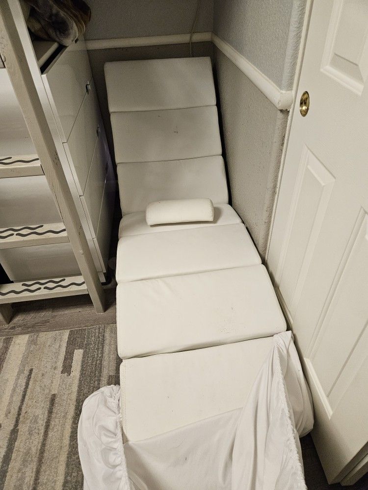 Free Lounge Chair for Sale in Hesperia, CA - OfferUp