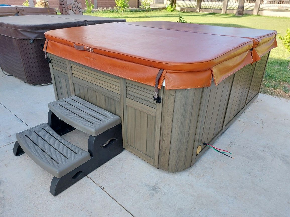Beautiful 2007 Sundance Hot tub/Spa/Jacuzzi for Sale for Sale in ...