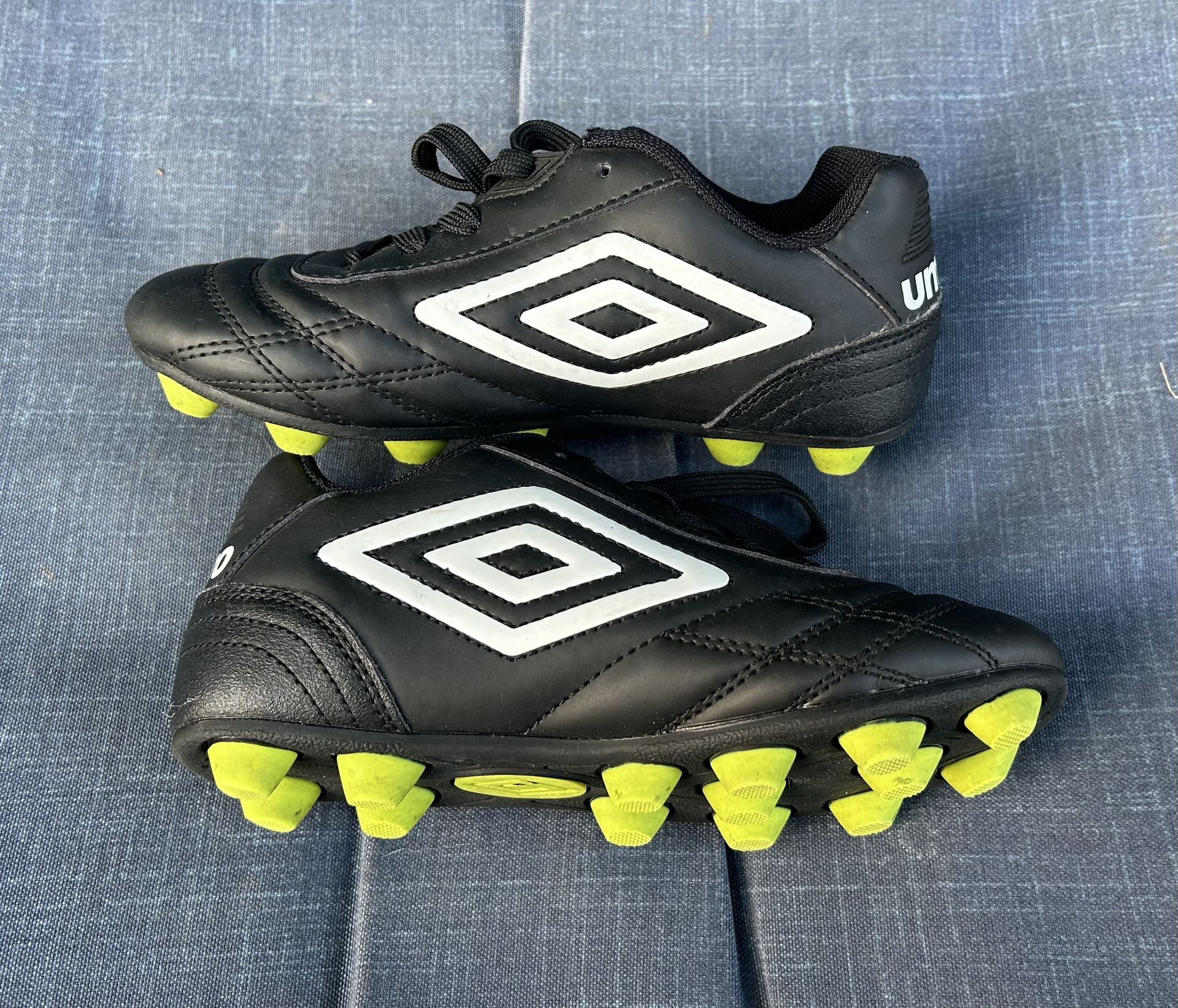 NEW Umbro Finale Soccer Cleats Youth size 13 for Sale in Helotes, TX ...