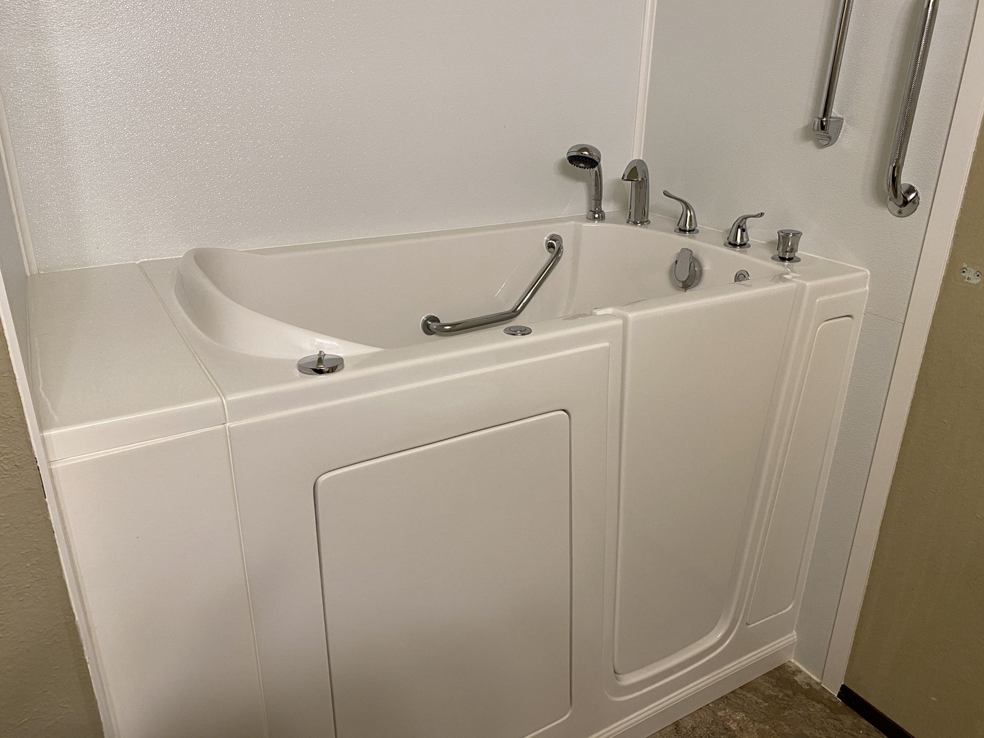 Independent Home Walk-in tub Jetted for Sale in Federal Way, WA - OfferUp