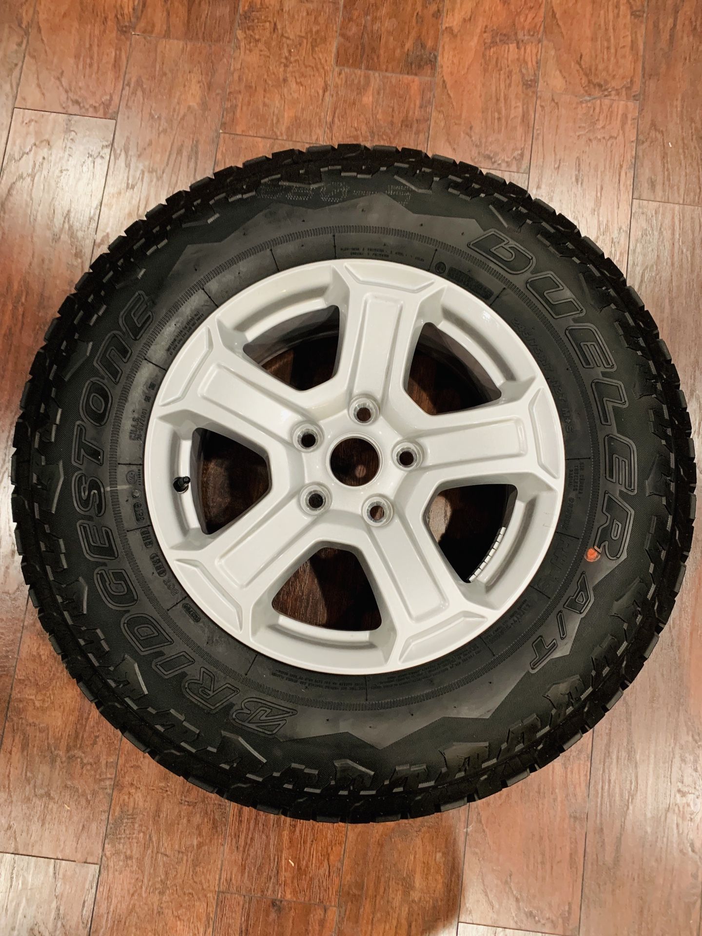Wrangler Jeep JL 2019 original OEM aluminum wheels.. for Sale in Des ...