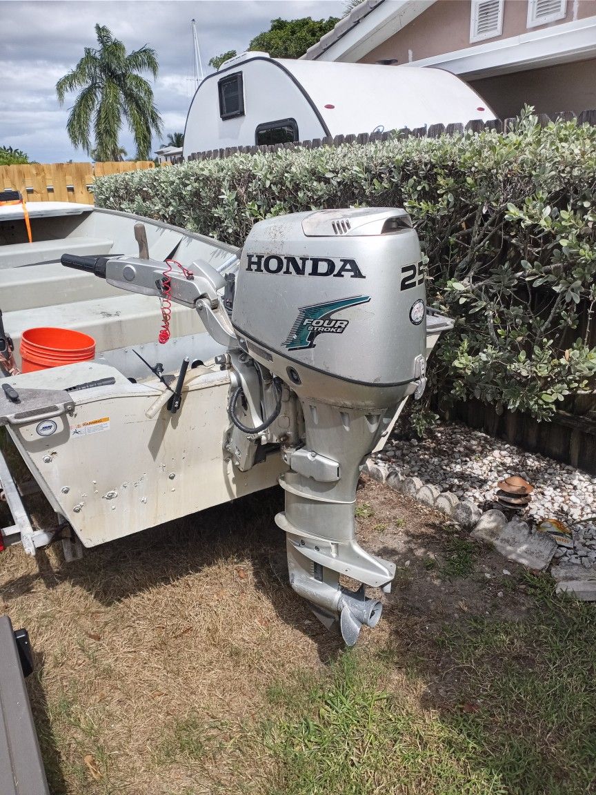 16 Ft Jon Boat With 25 Horsepower Honda. Electric Start And Trim Till ...