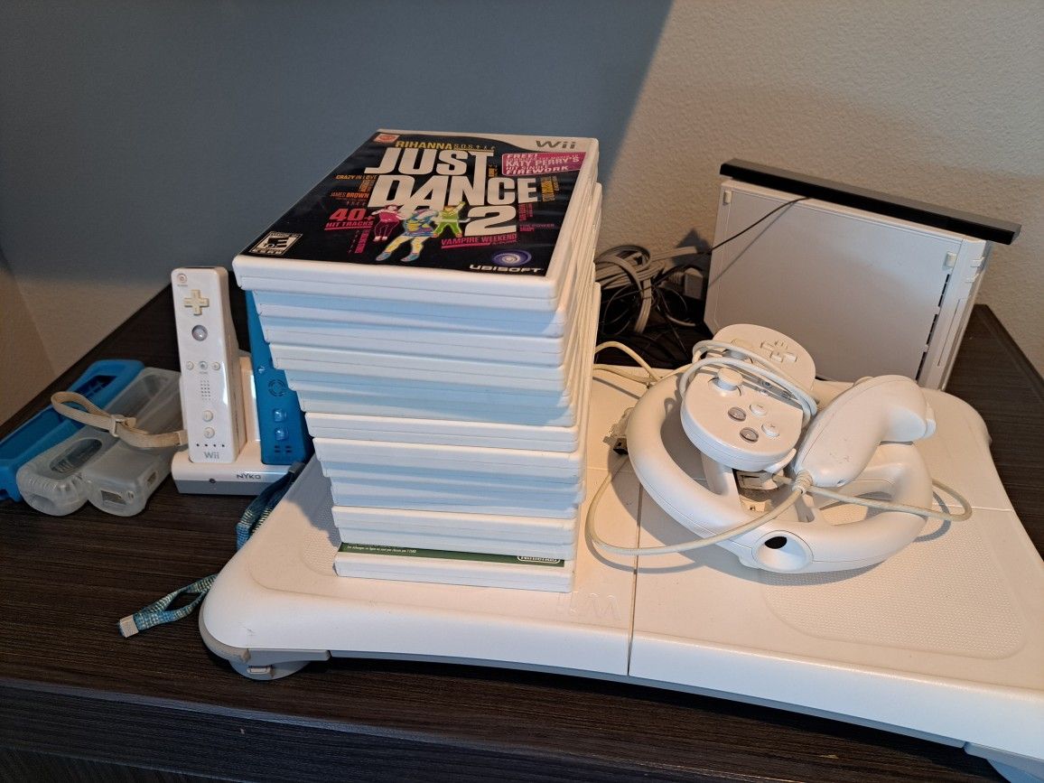 Nintendo Wii Complete Bundle Package White for Sale in Las Vegas, NV ...