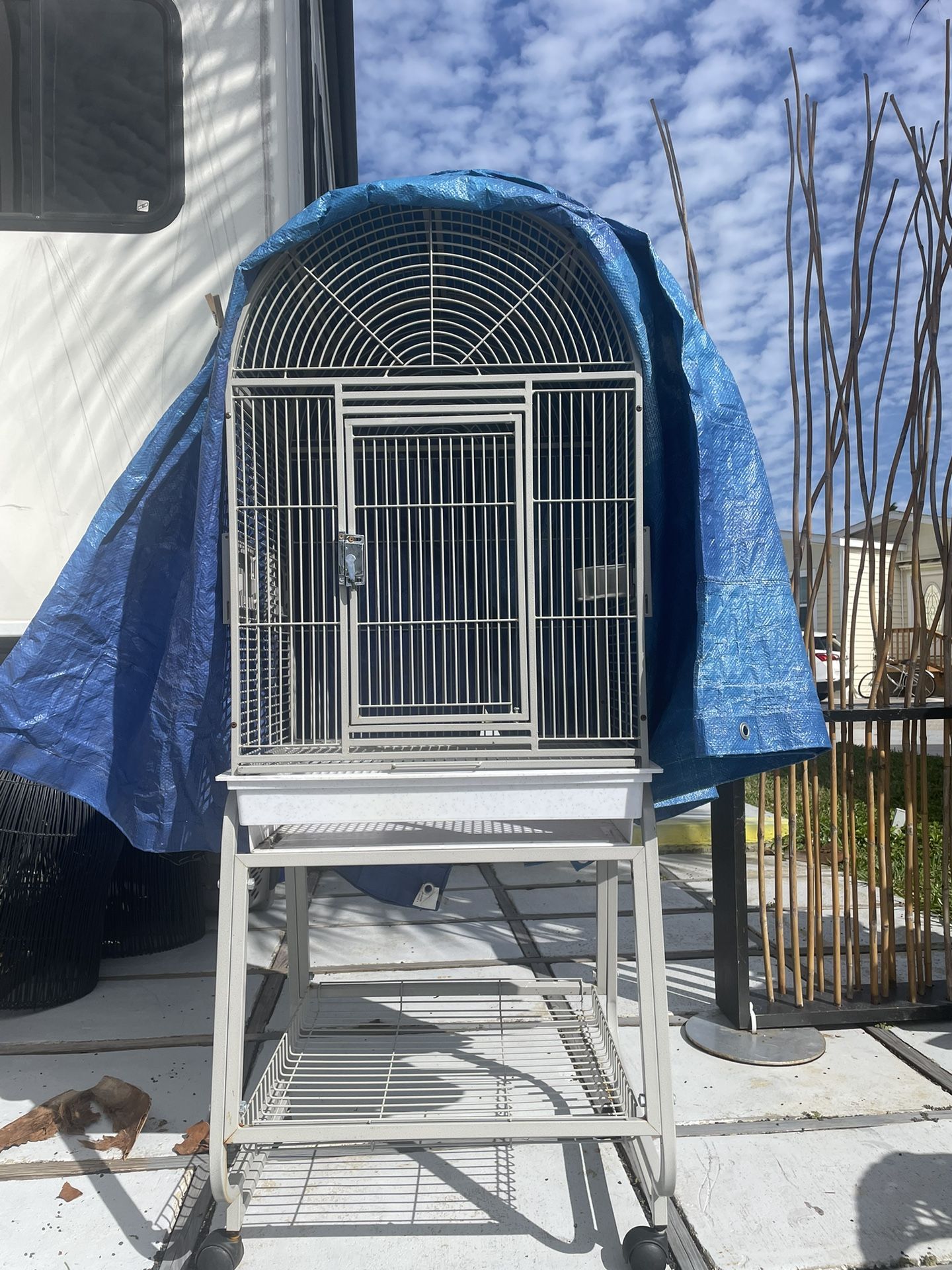 Large Bird Cage for Sale in Ocean Brz Pk, FL - OfferUp
