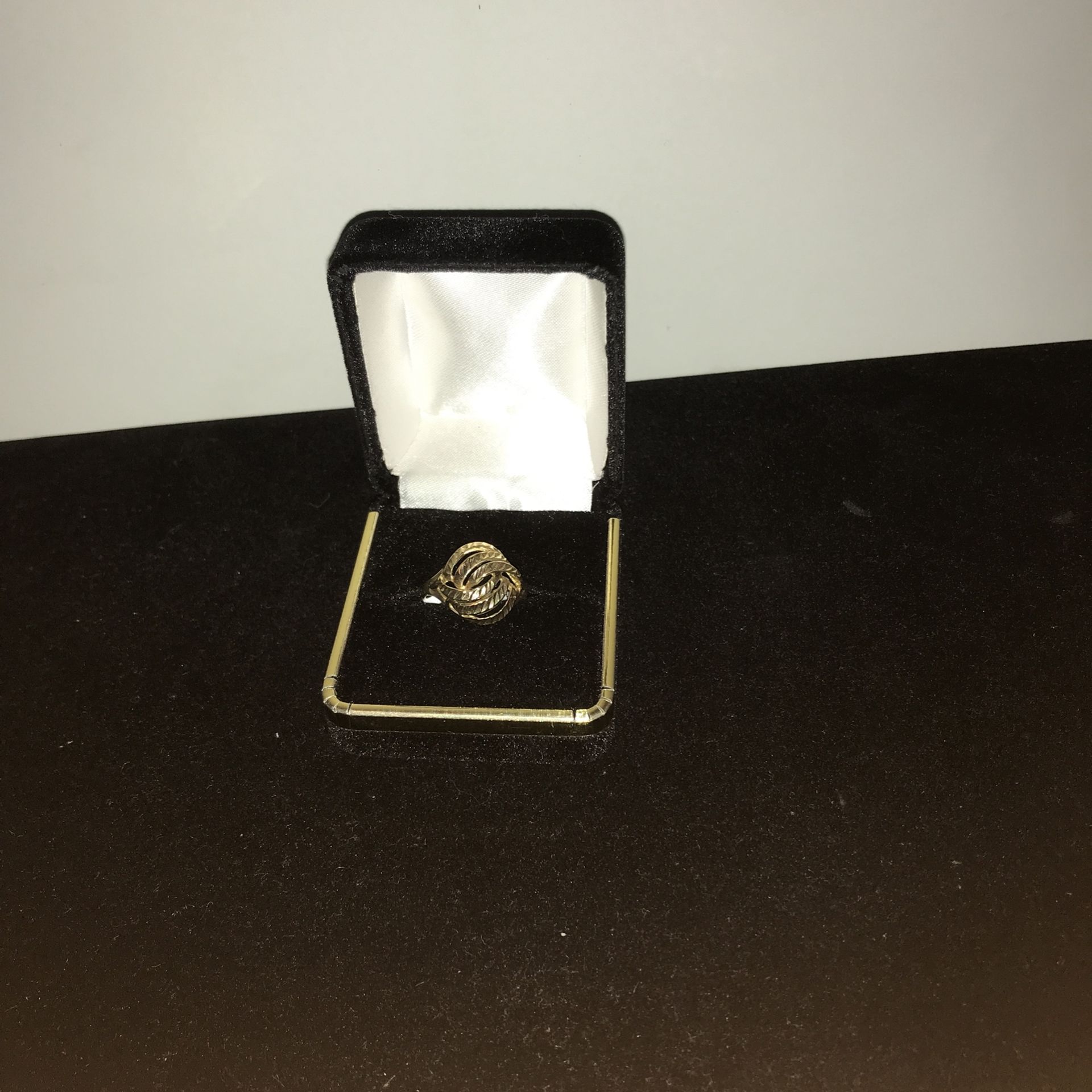 22331-12 10KTYG LDS KNOT DESIGN RING for Sale in Hemet, CA - OfferUp