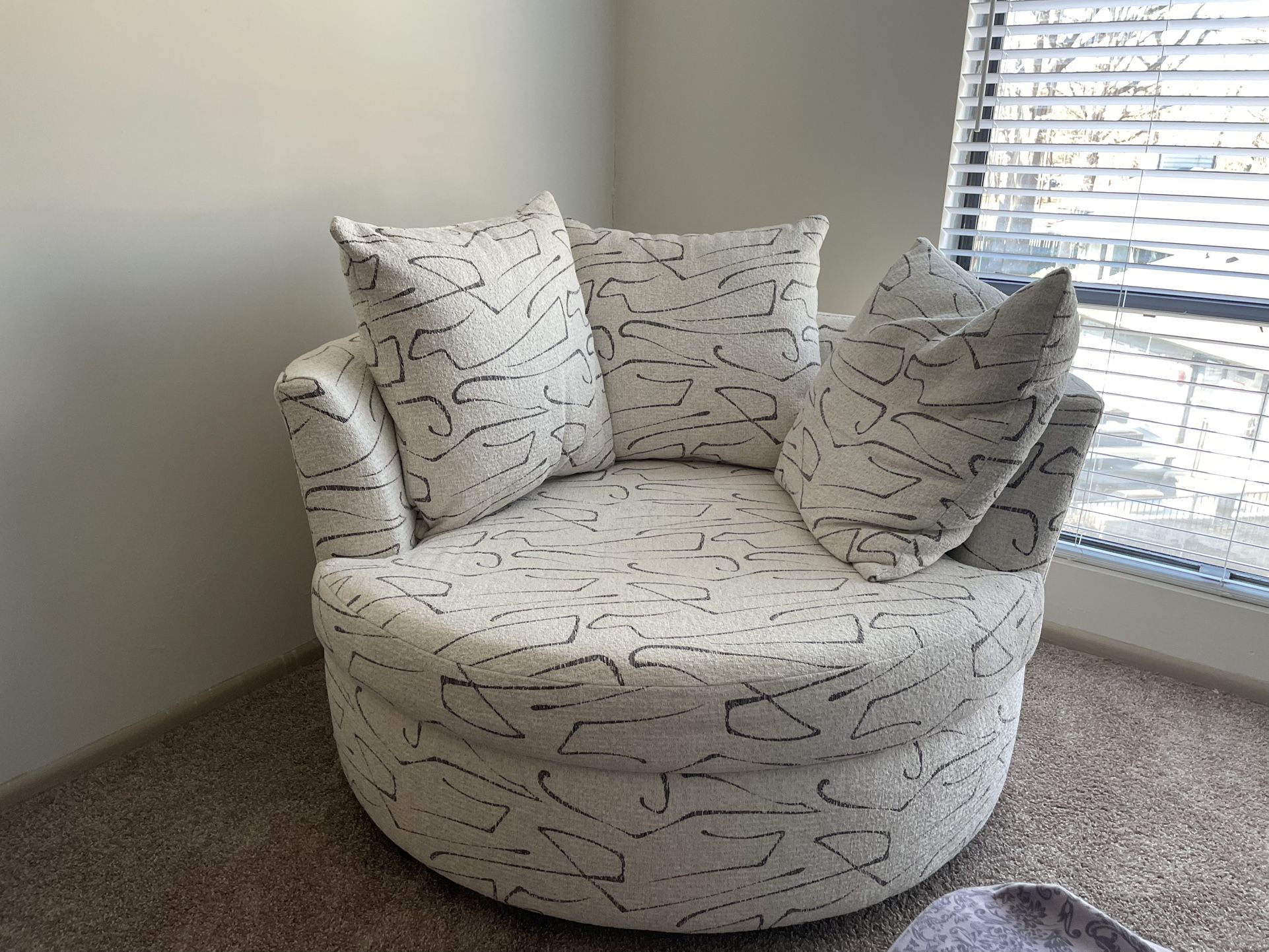 Large Swivel Chair, Gently Used for Sale in Charlotte, NC - OfferUp