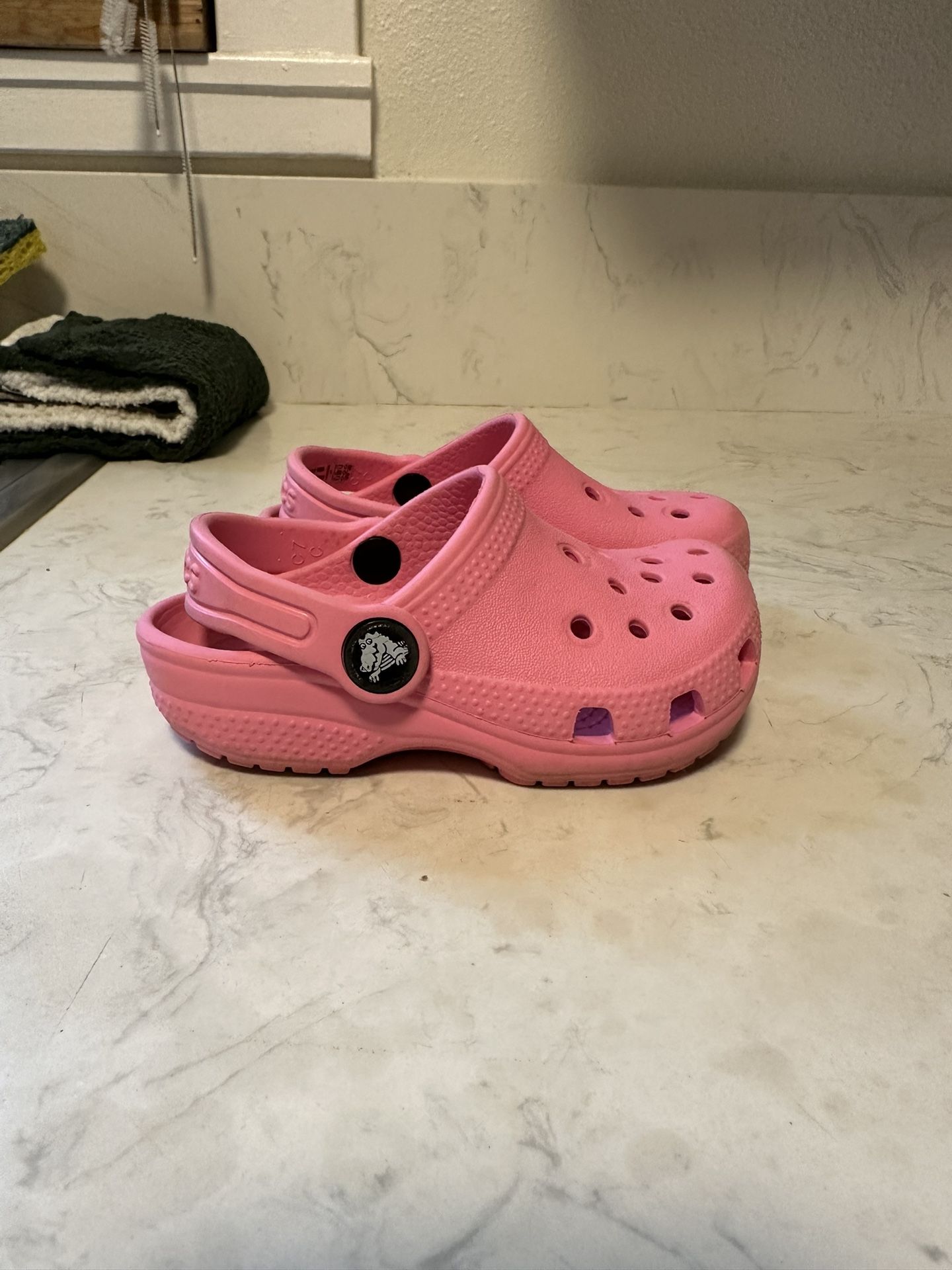 Toddler Crocs Size 7 for Sale in Pasadena, CA - OfferUp