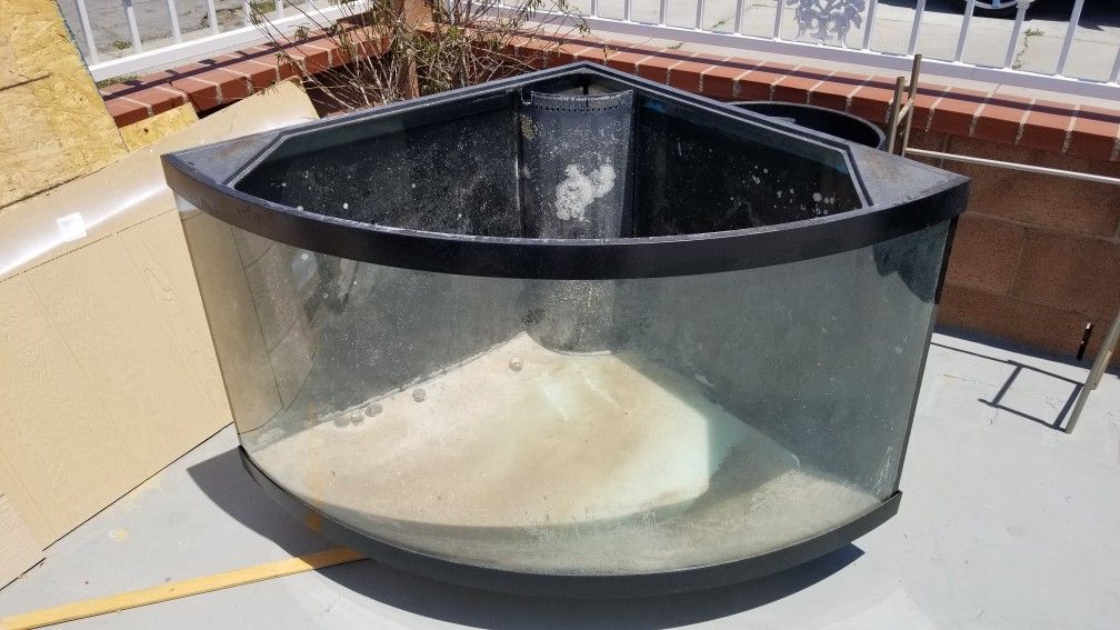 92 GALLON CORNER AQUARIUM WITH BUILT IN OVERFLOW for Sale in Long Beach ...