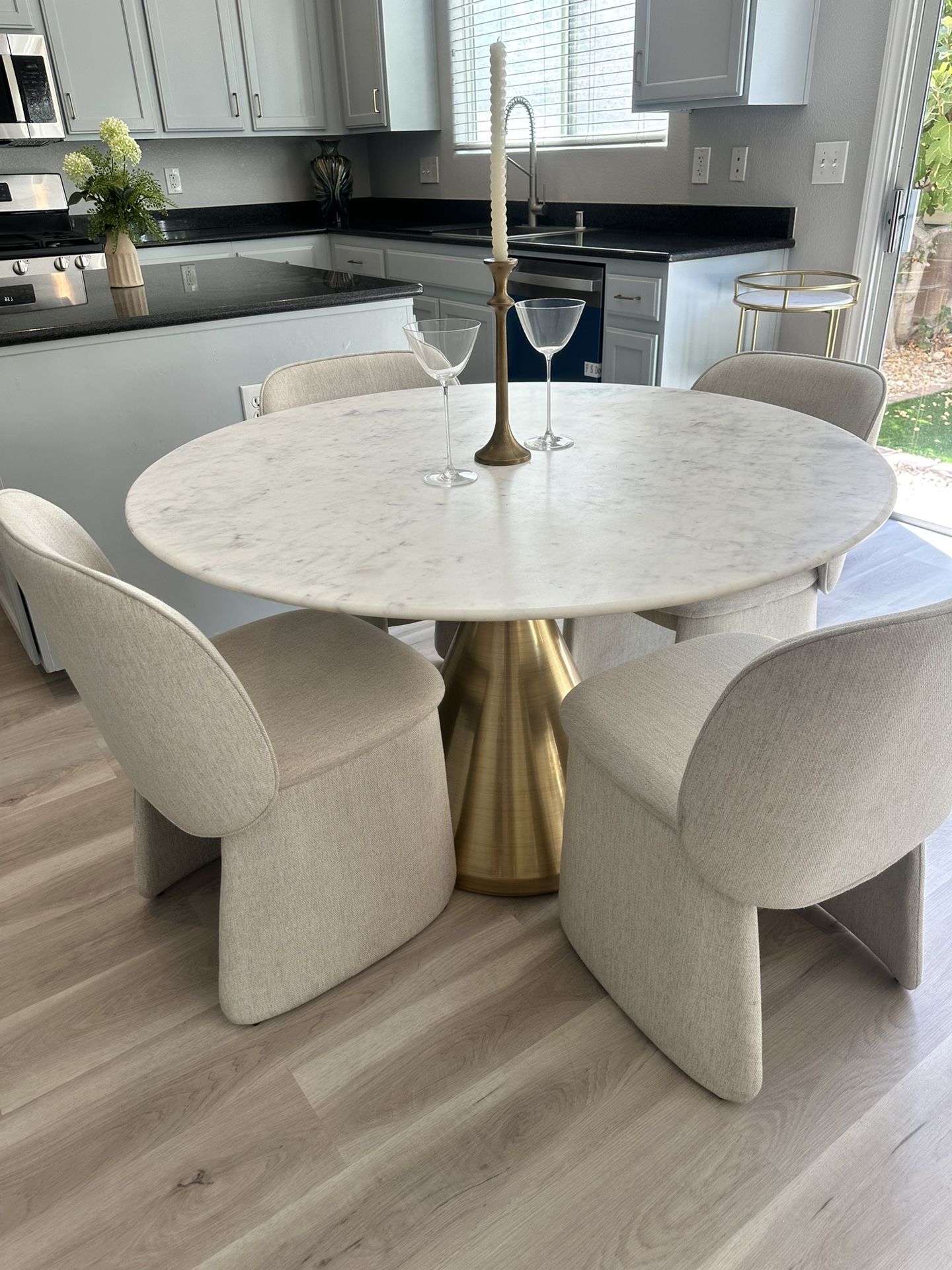 New West Elm Silhouette Pedestal Marble Round Dining Table 48 for Sale in Las Vegas NV OfferUp