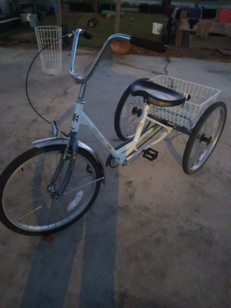 White Miami-sun Bike With Basket for Sale in Mulberry, FL - OfferUp