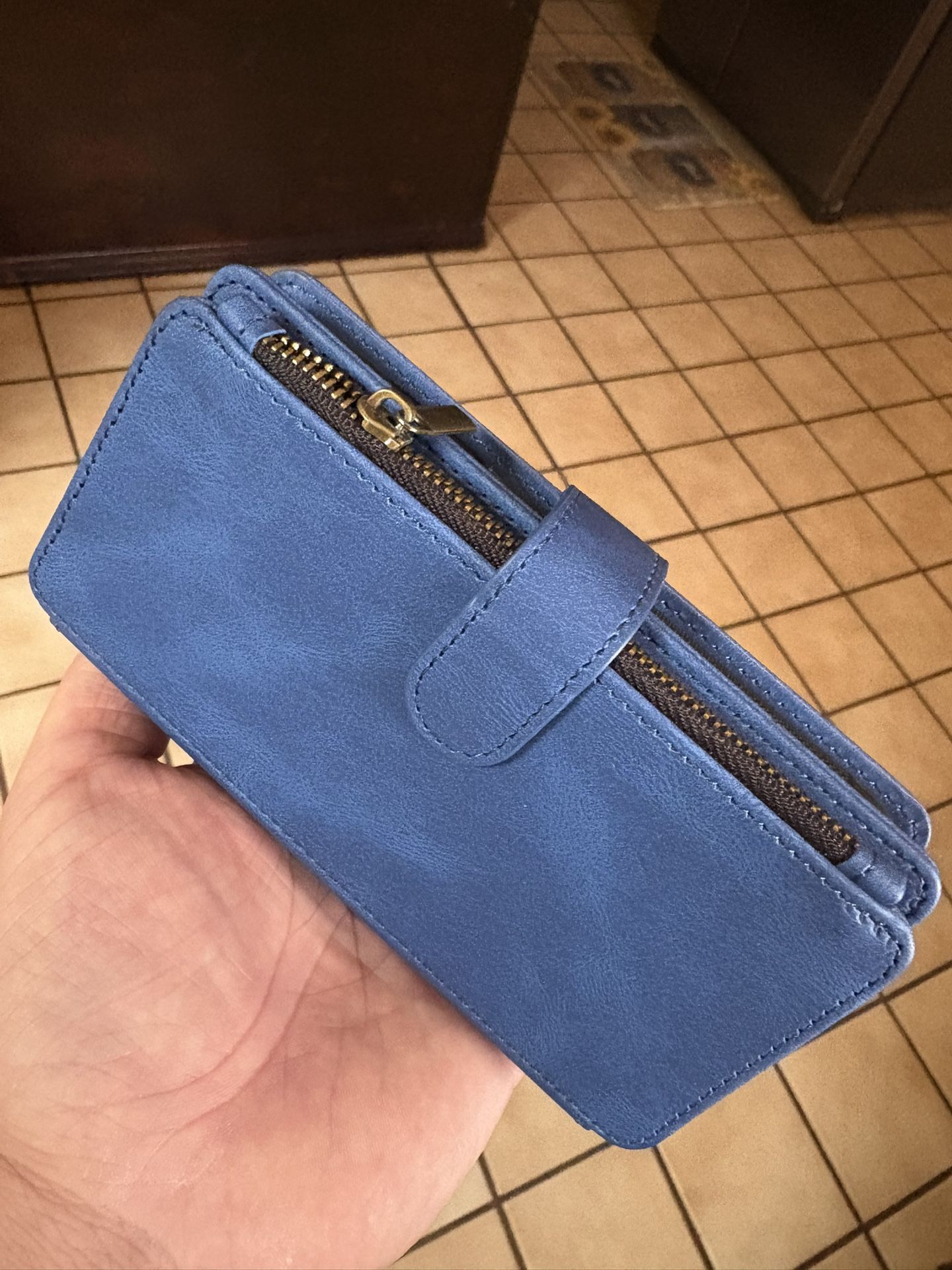 I Phone 11 Case With Wallet for Sale in Tucson, AZ - OfferUp