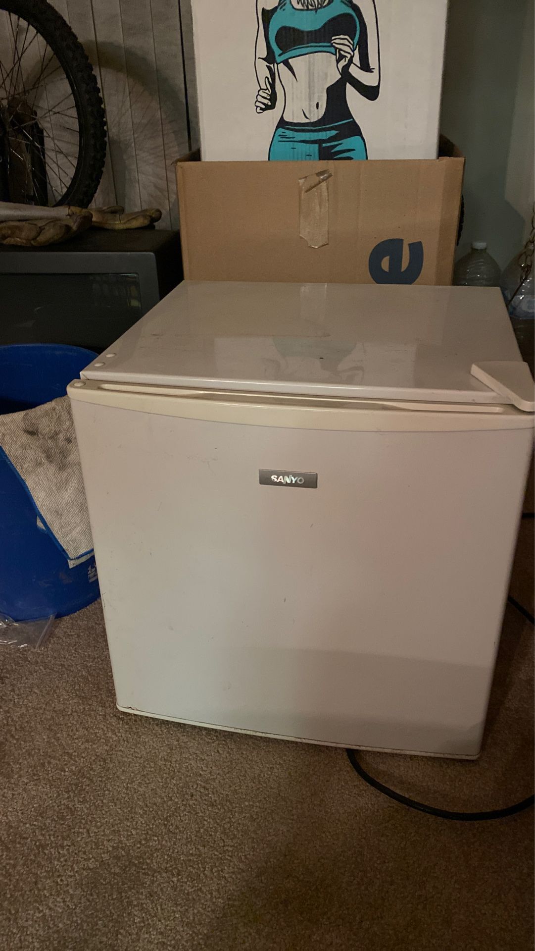 Sanyo Mini fridge for Sale in Grand Terrace, CA - OfferUp