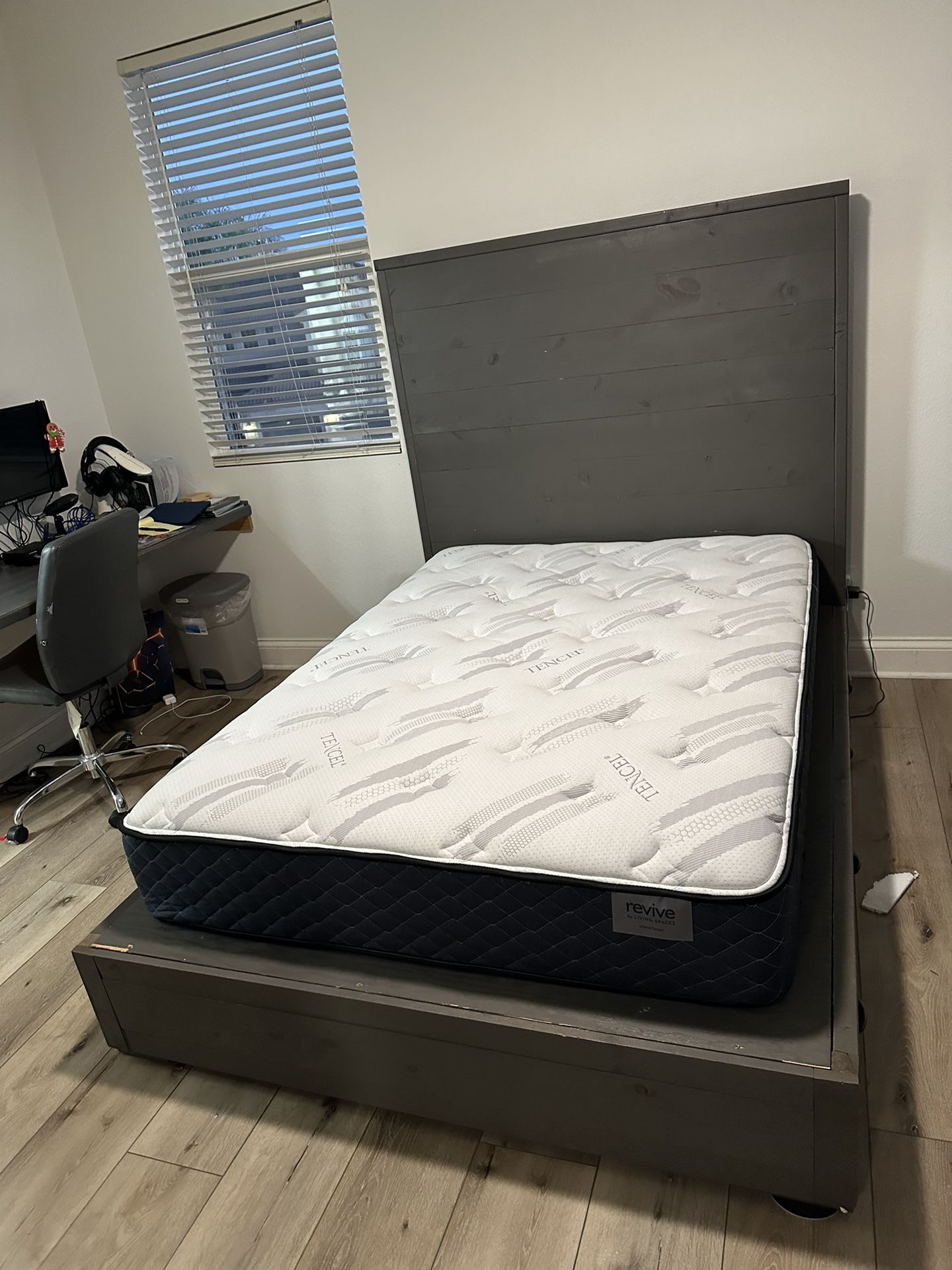 Queen Size Platform Bed for Sale in Murrieta, CA - OfferUp