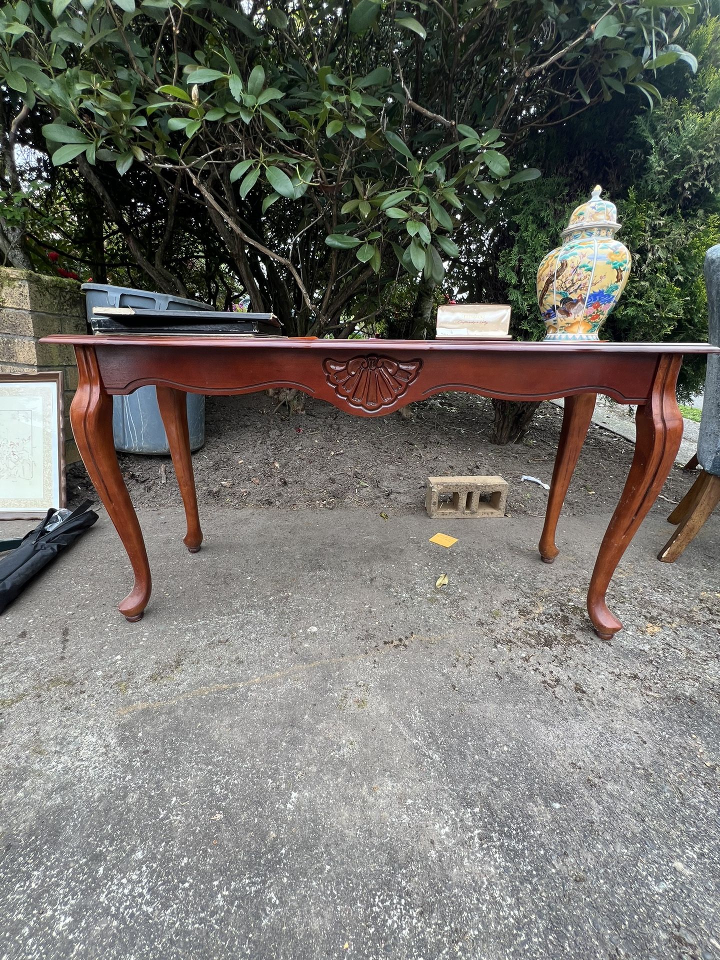 Pretty Console Table Solid Wood for Sale in Seattle, WA - OfferUp