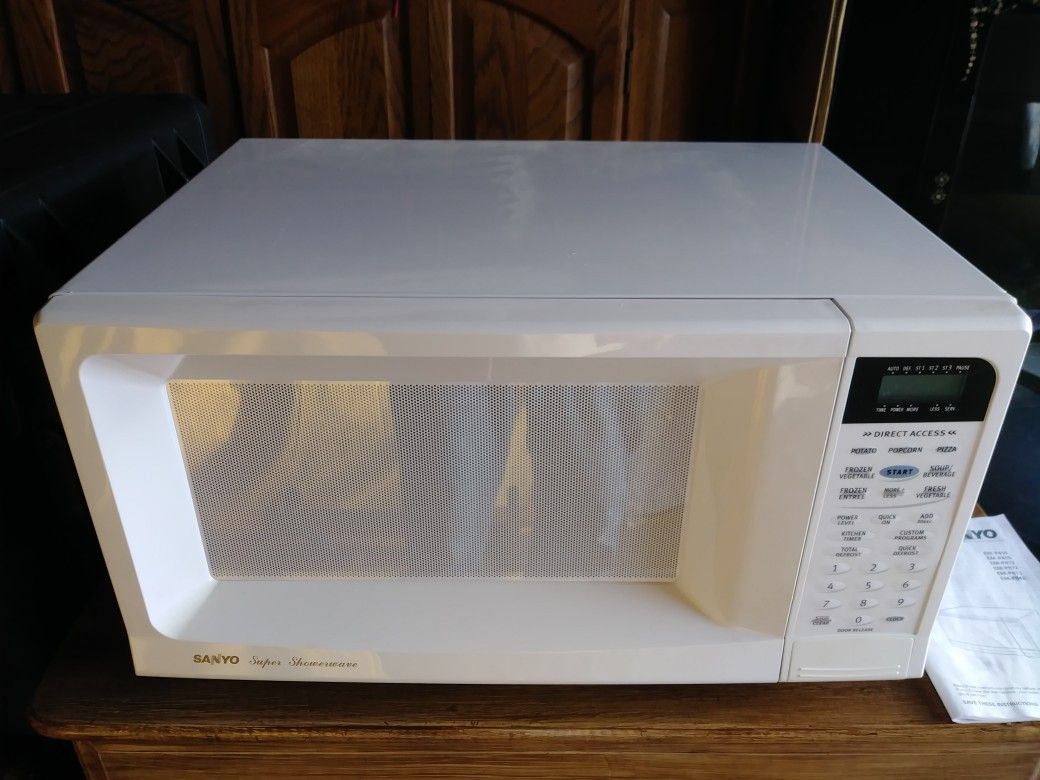 Sanyo Microwave white for Sale in University Place, WA - OfferUp