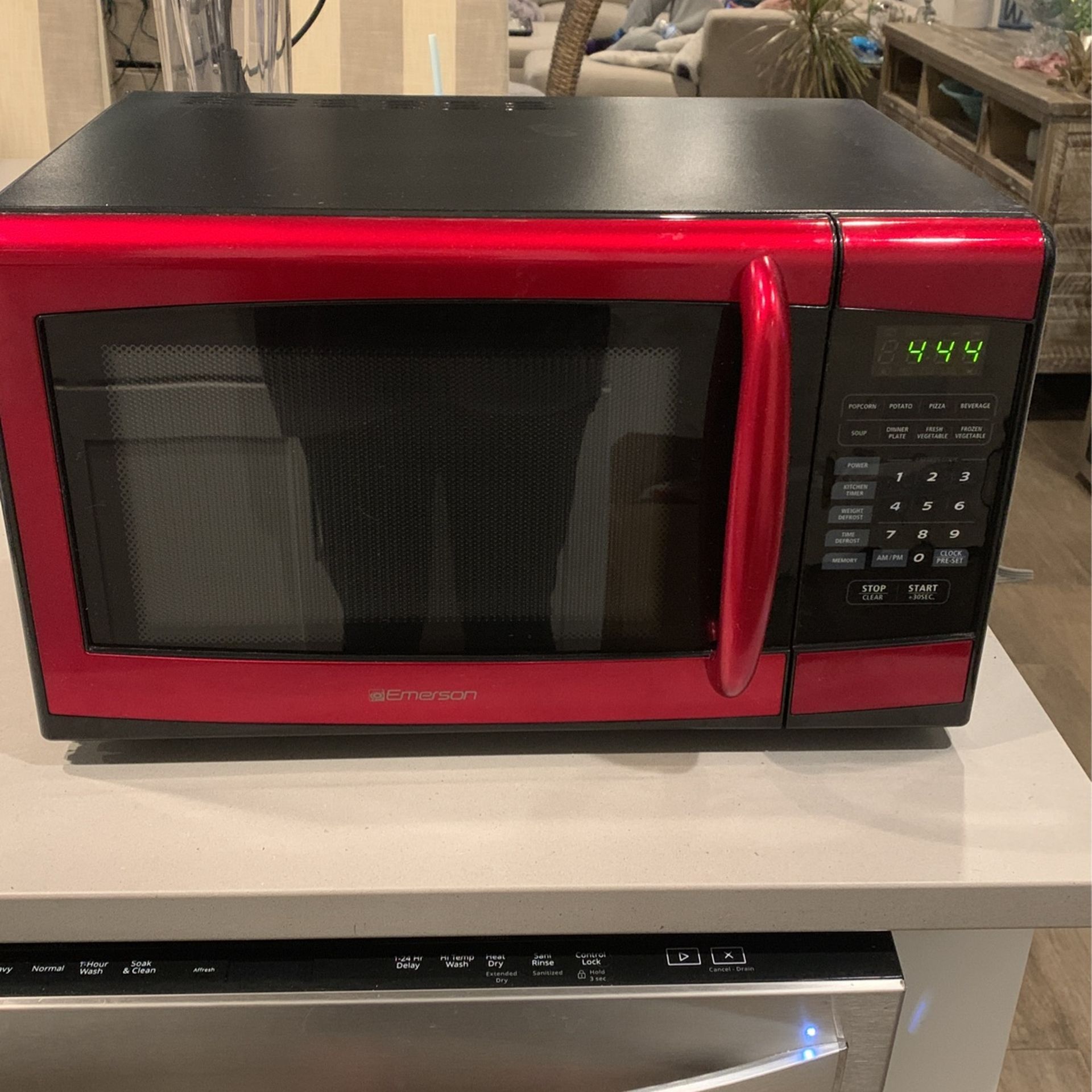 EMERSON RED MICROWAVE for Sale in Federal Way, WA - OfferUp