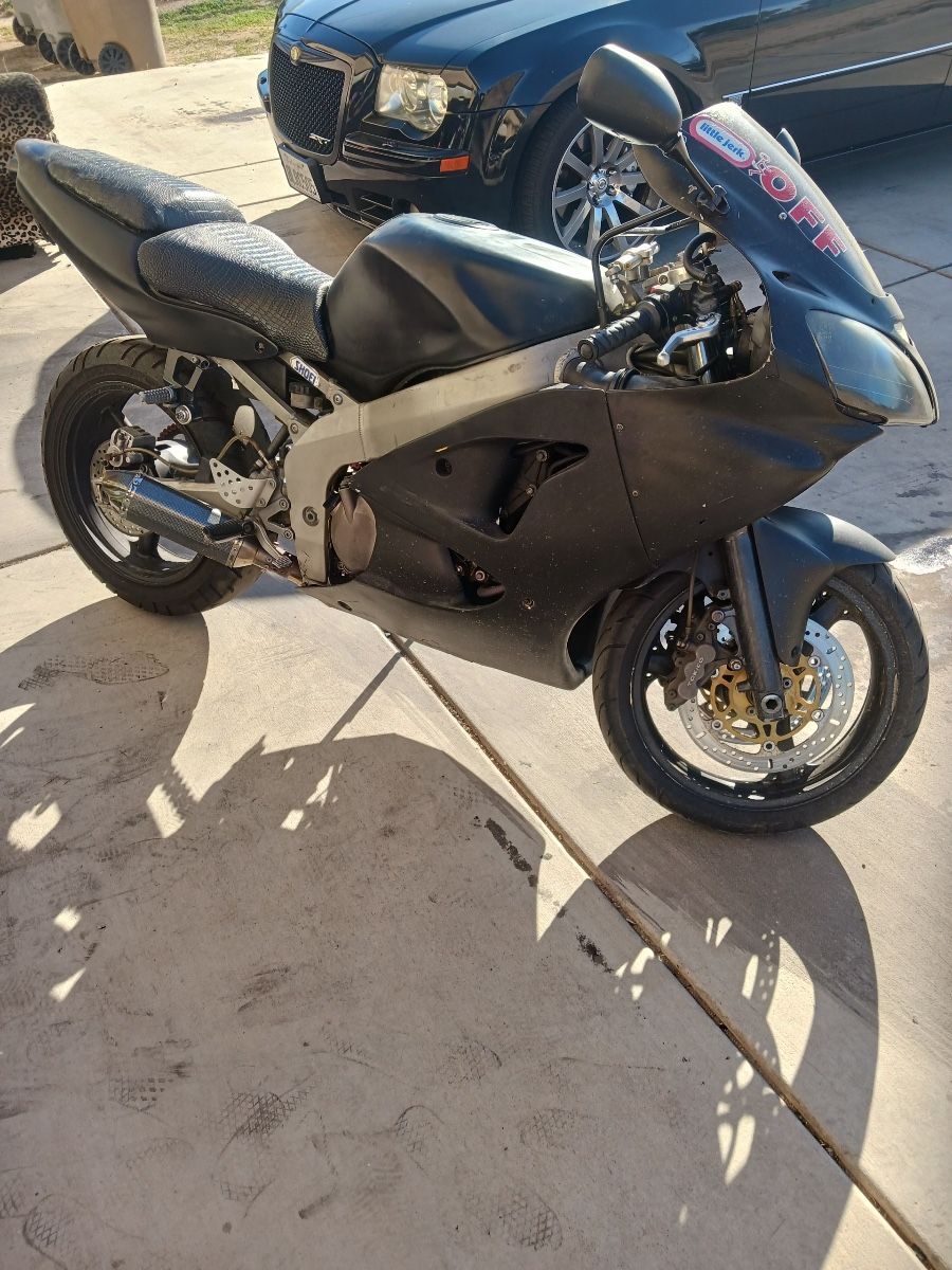 2001 Kawasaki ZX6R for Sale in Hesperia, CA - OfferUp