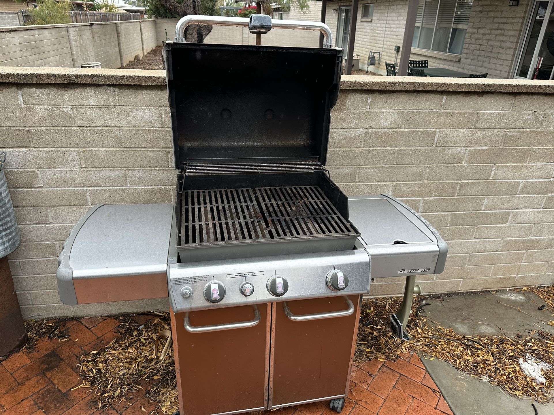Weber Genesis Grill In Copper/Brown for Sale in Tucson, AZ - OfferUp