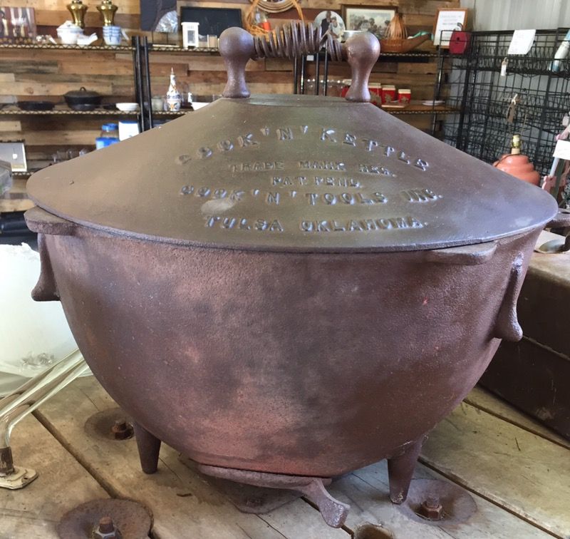 COOK N KETTLE CAST IRON KETTLE W/ LID for Sale in Tulare, CA - OfferUp