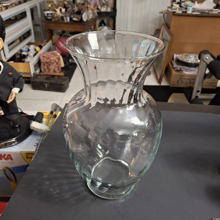 Beautiful Clear Glass Spring Garden Vase With Optic Swirl 10.5" Tall ...