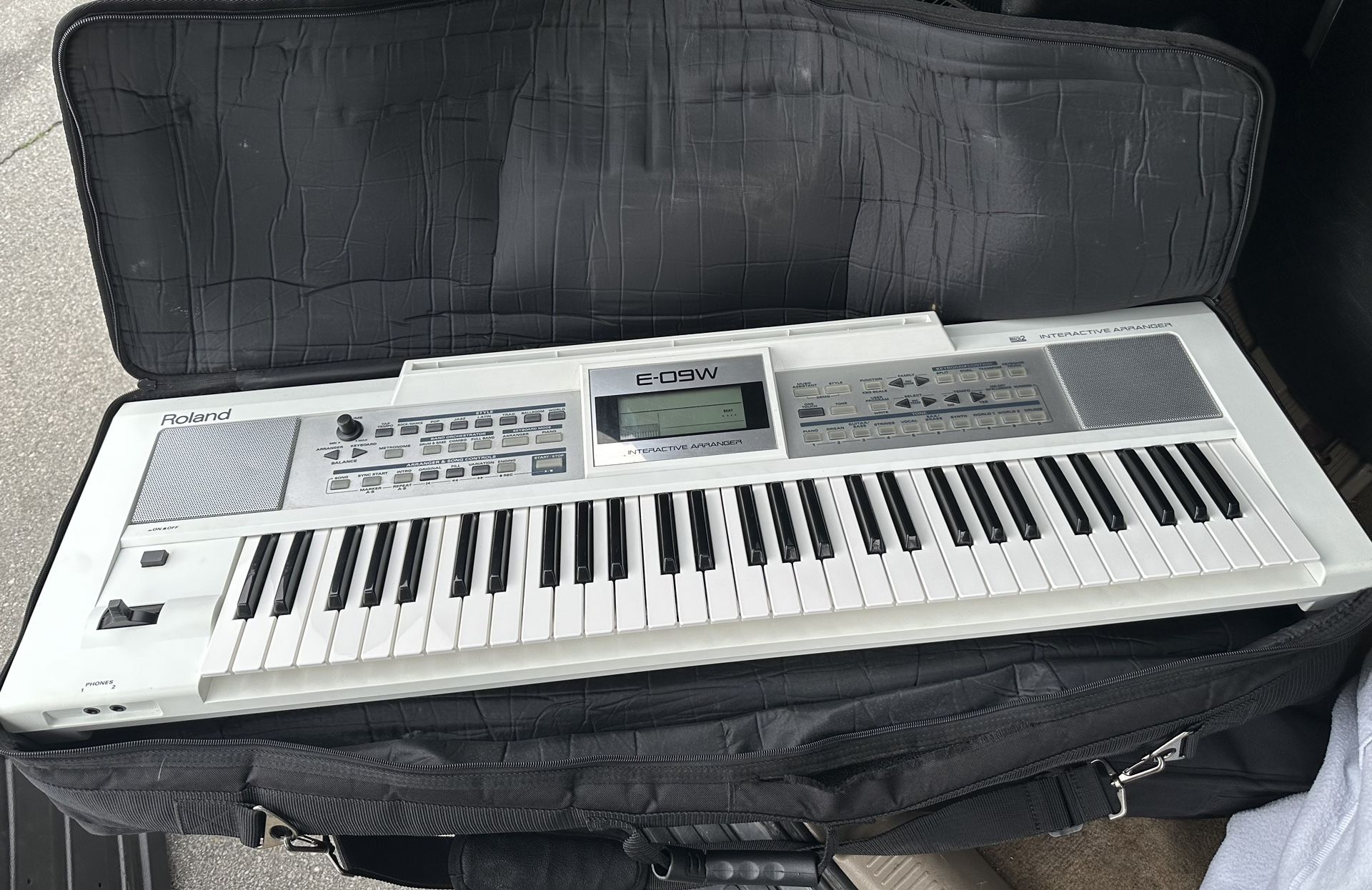 Roland E09 White Limited Editon Keyboard for Sale in San Fernando, CA ...