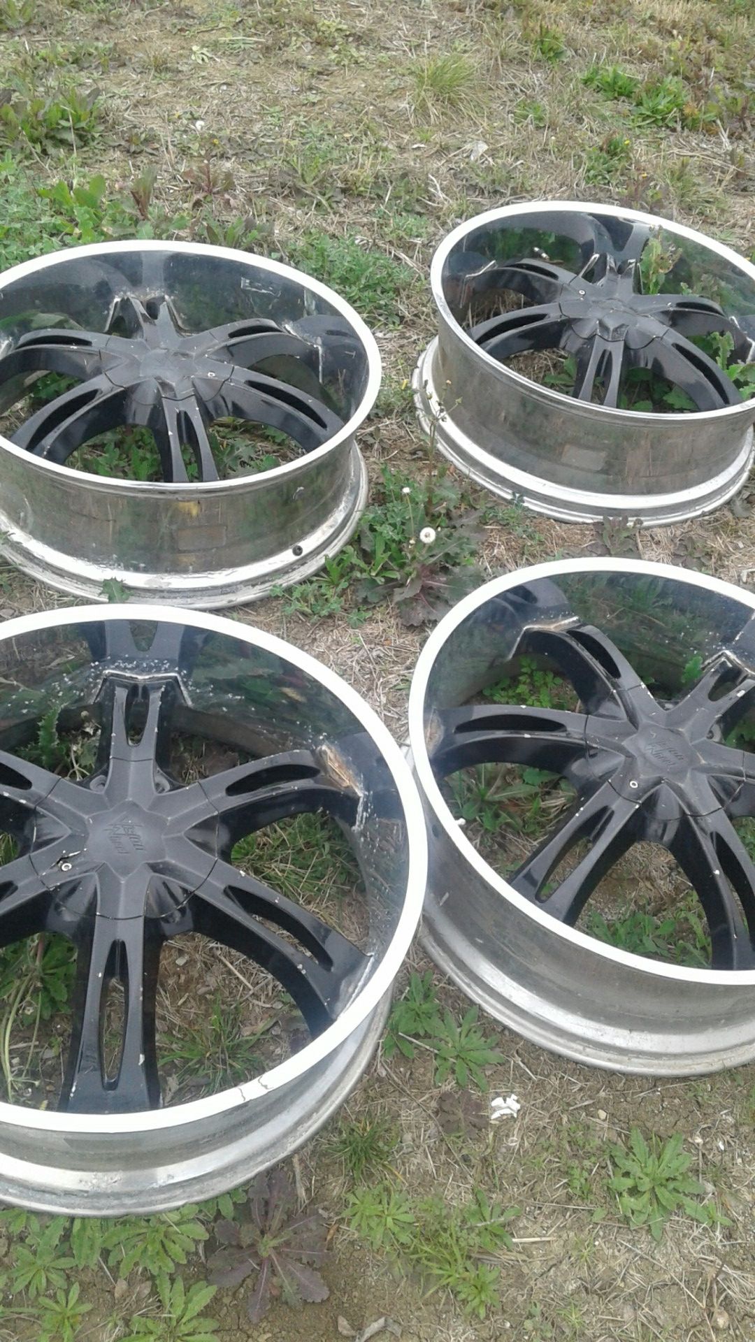 28 inch rims 6 lug Universal pattern slightly used for Sale in Del ...