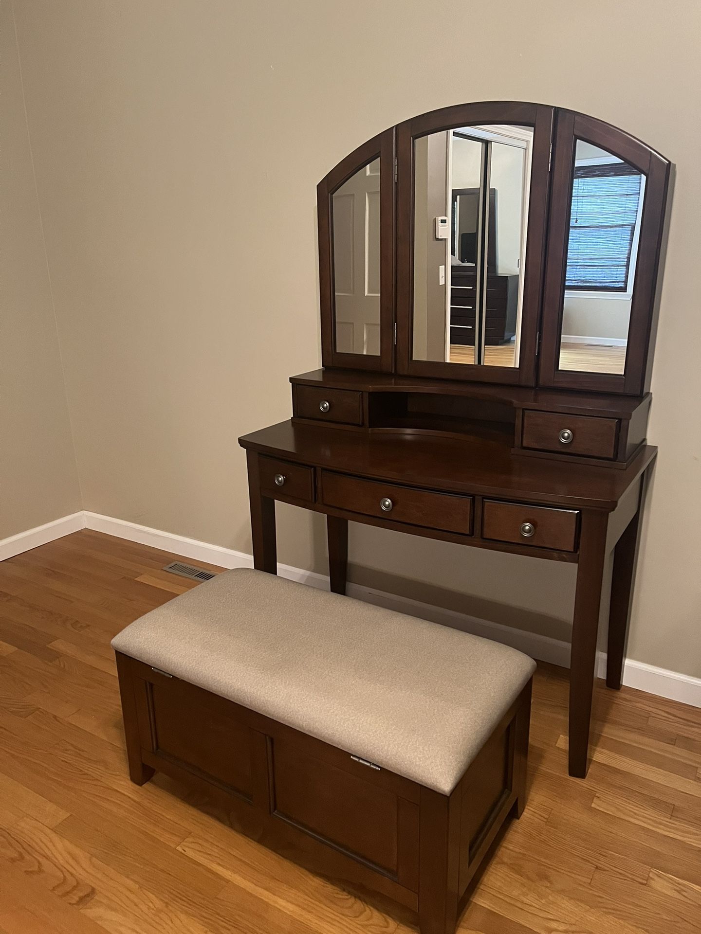 Raymour and Flanigan 2 piece Vanity desk and Tri-View Mirror Hutch for ...