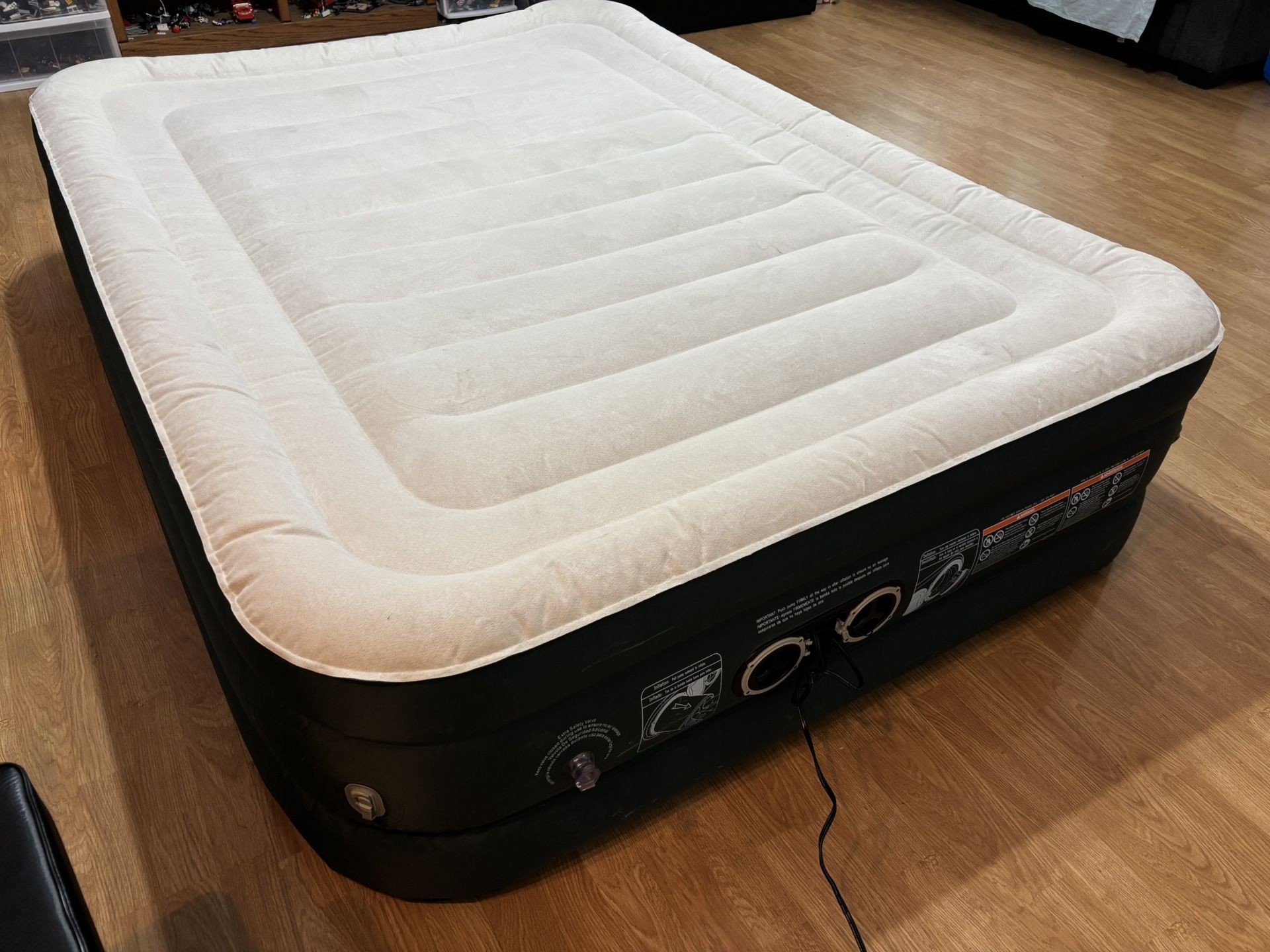 Queen size air mattress with pump built-in (18”tall when inflated) for ...