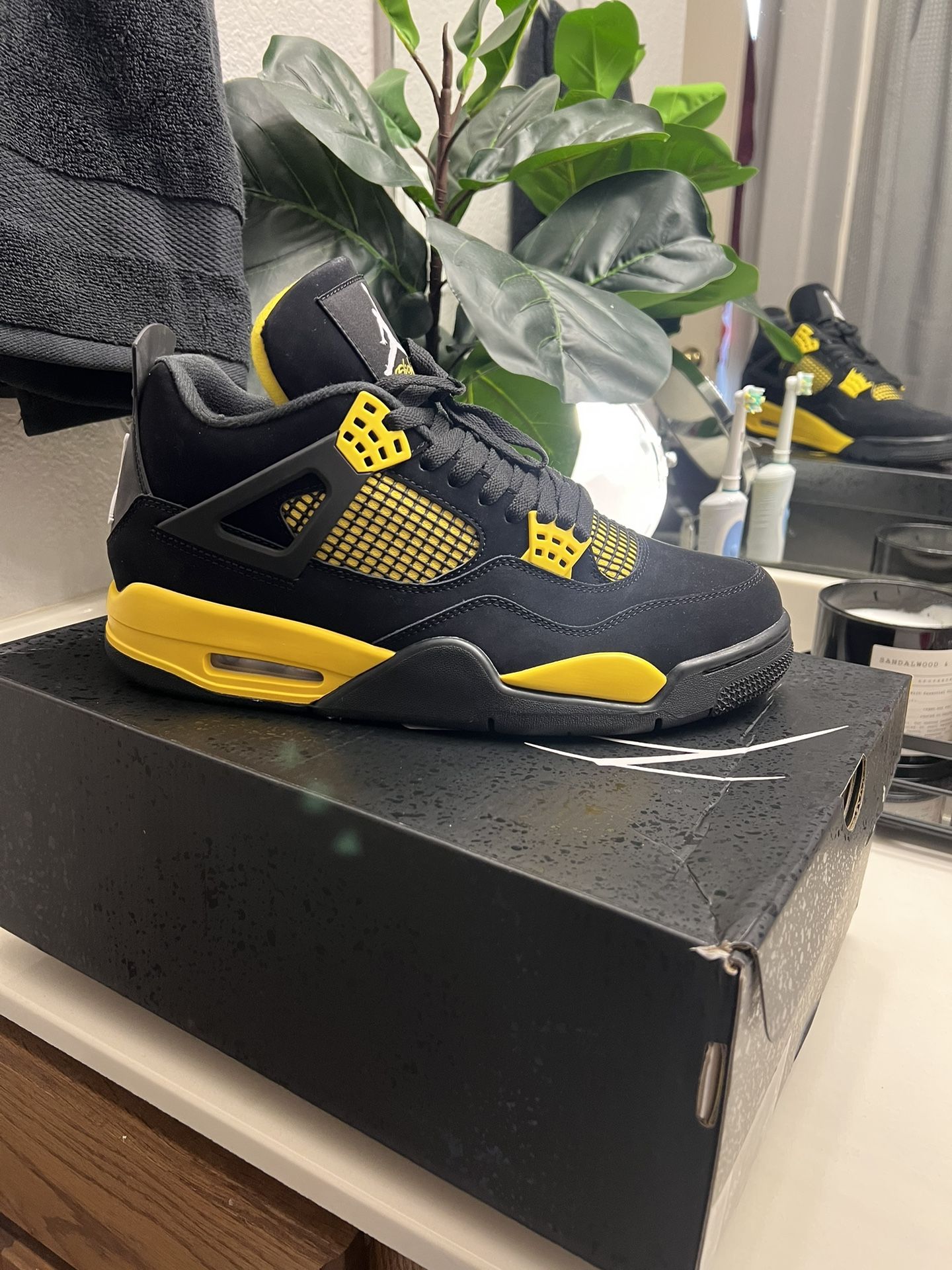 Thunder 4s for Sale in Albuquerque, NM - OfferUp