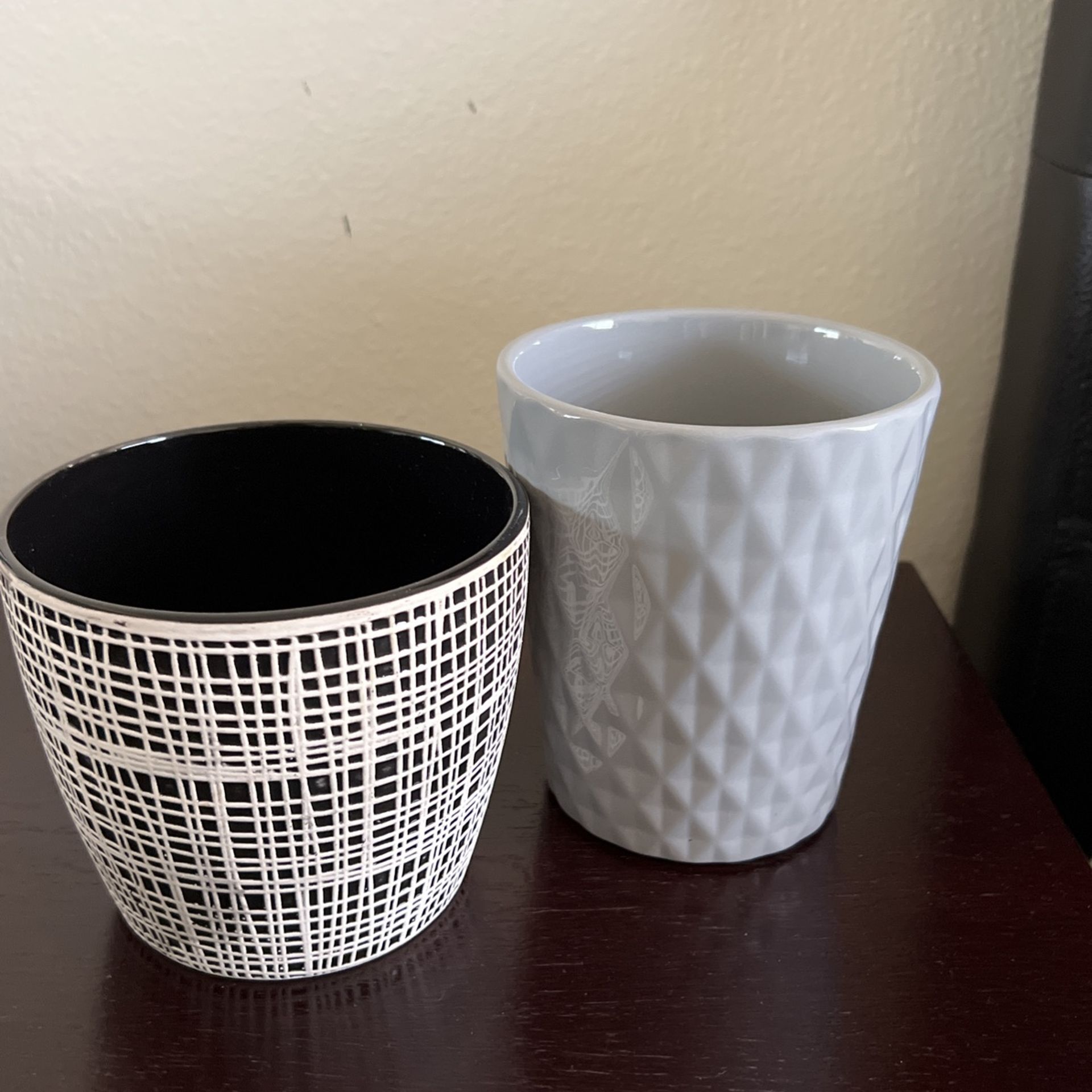 Assorted Pots For Indoor And Outdoor Set Of 2 for Sale in Glendale, CA ...