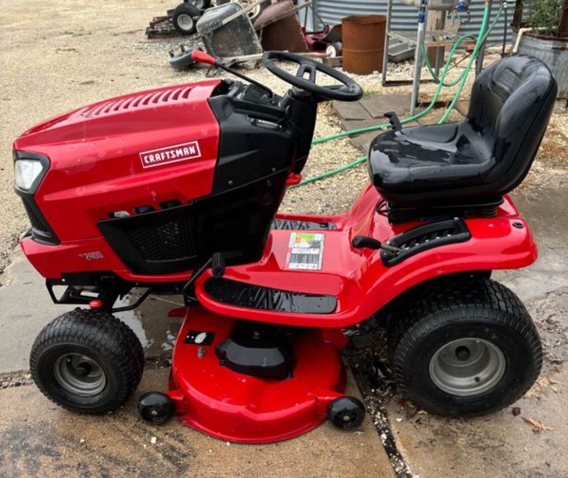 Craftsman Riding Lawnmower for Sale in Dallas, TX - OfferUp