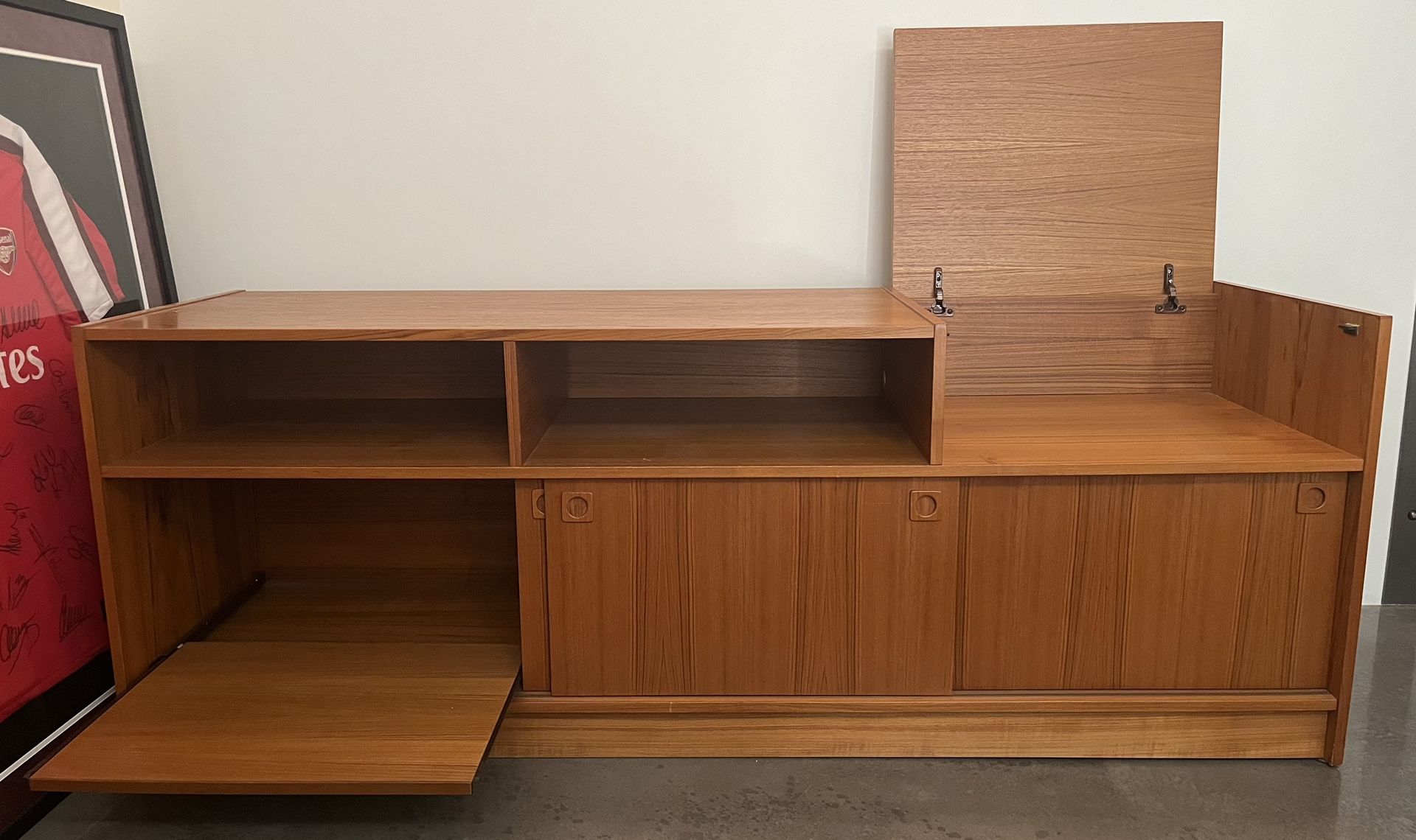 Vintage Hi Fi Cabinet Circa 1970s 1980s for Sale in Phoenix, AZ - OfferUp
