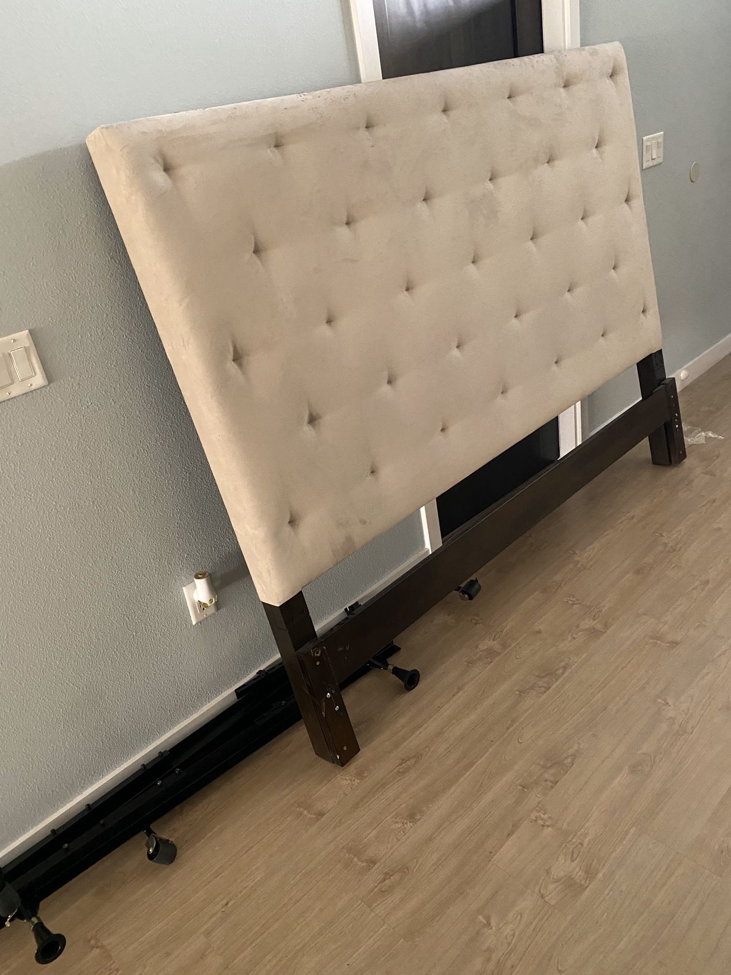 Tan headboard *king* for Sale in Las Vegas, NV - OfferUp