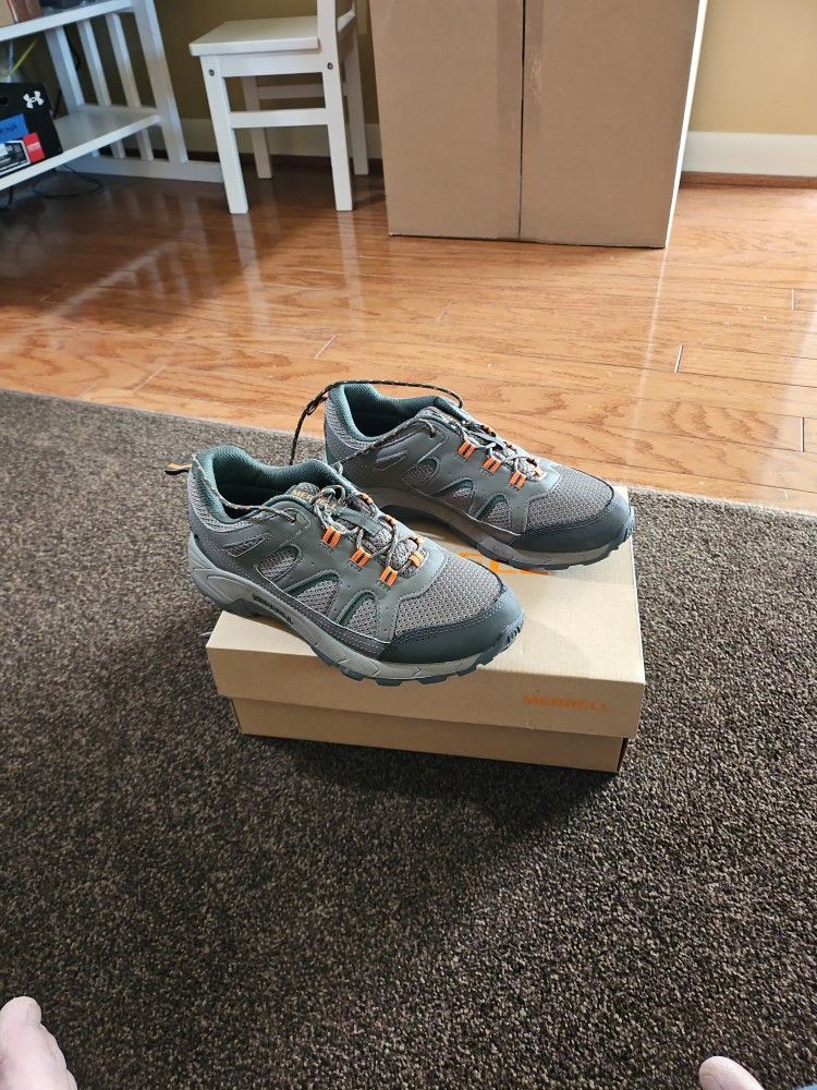 Boys Merrell Oakcreek Hiking Shoes for Sale in San Gabriel, CA - OfferUp