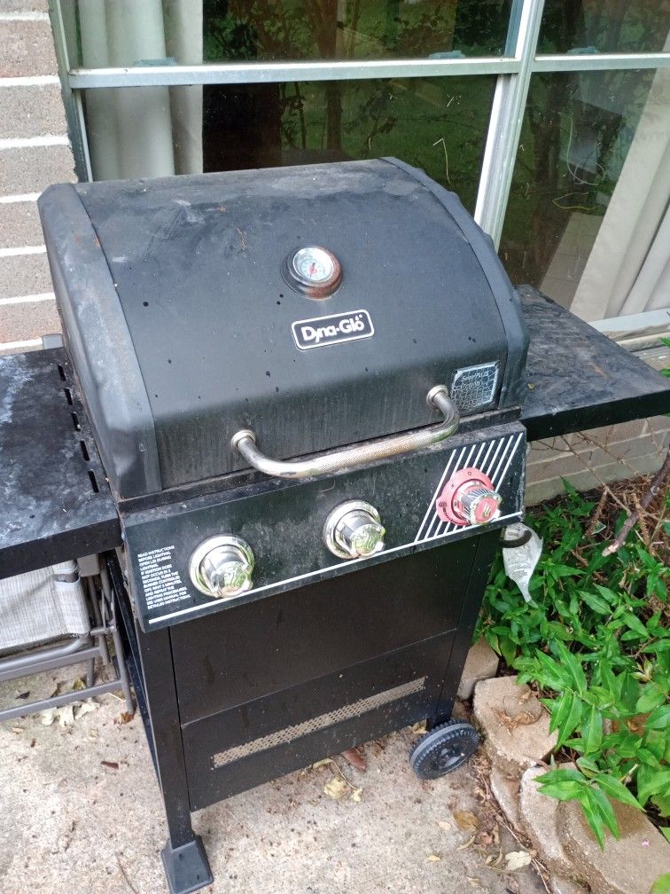 Grill With Two Propane Bottles for Sale in Katy, TX - OfferUp