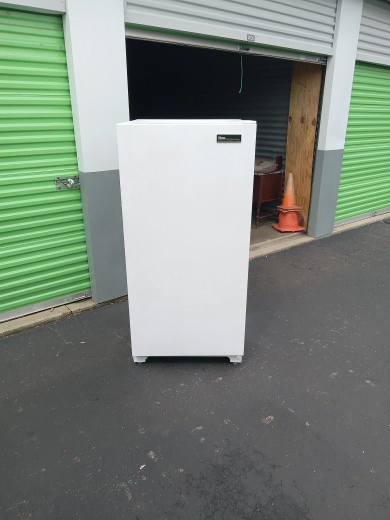 GIBSON UPRIGHT FREEZER WITH KEY. for Sale in Hamilton, OH - OfferUp