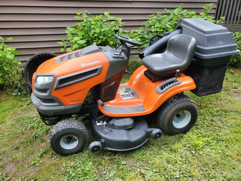 PENDING ...HUSQVARNA YTA22V46 RIDING LAWN MOWER TRACTOR + GRASS CATCHER ...