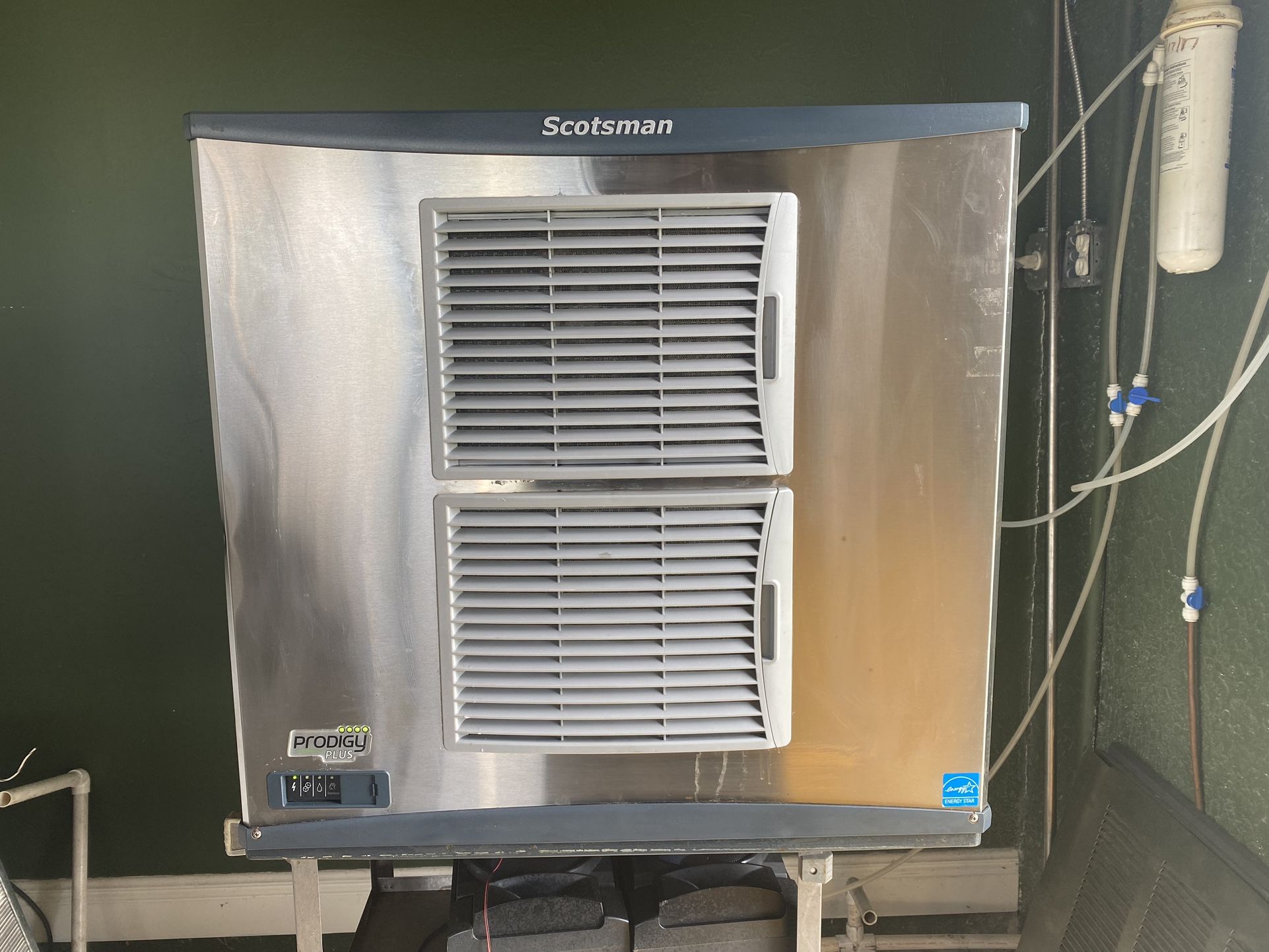 Scotsman 900 Pounds Stainless Steel Half Cube Ice Machine for Sale in ...