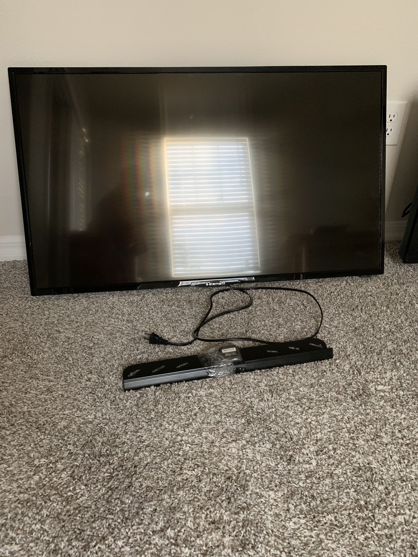 Element 40 inch TV with wall mount for Sale in Zephyrhills, FL - OfferUp