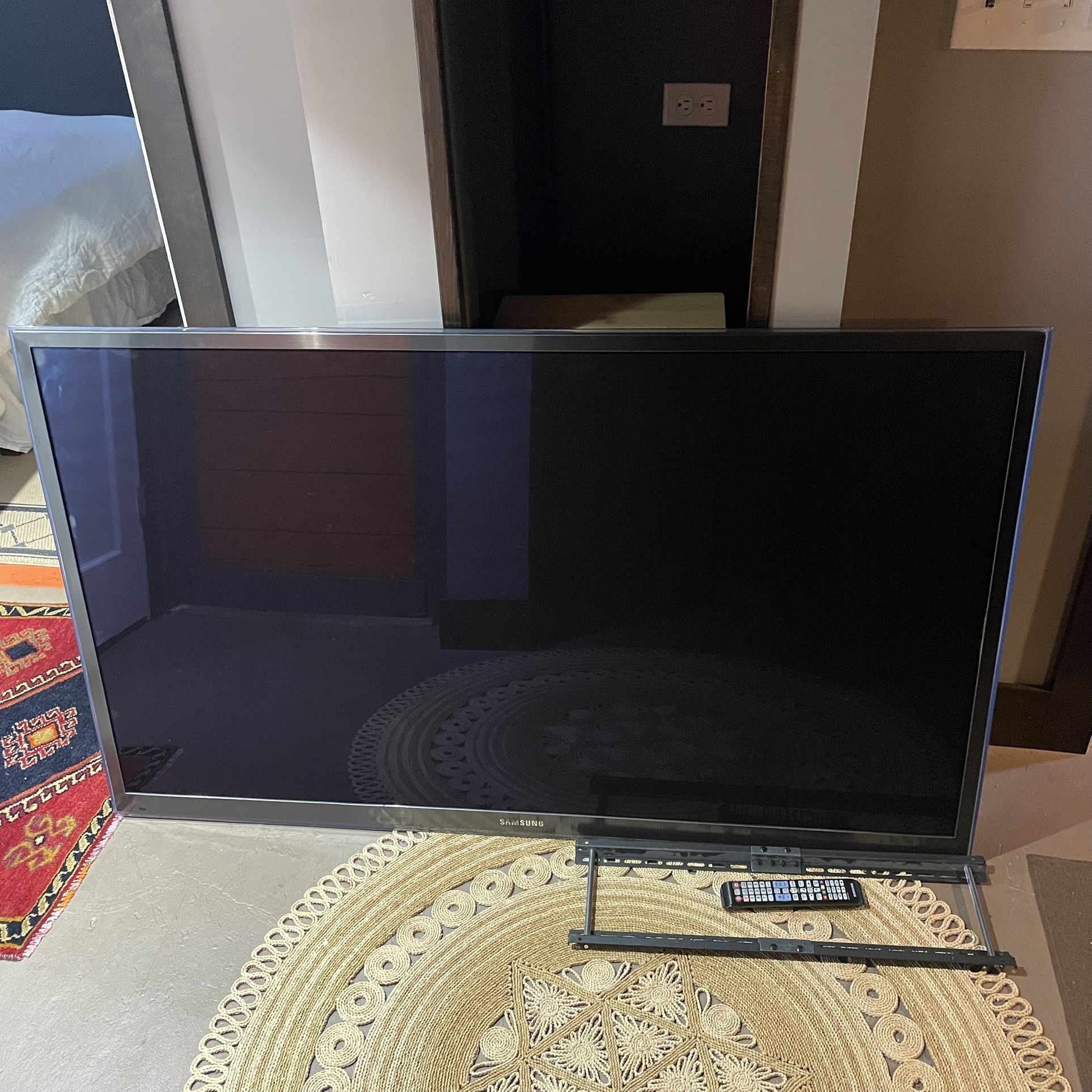 Samsung 64 Inch TV w/ Wall Mount for Sale in Seattle, WA - OfferUp