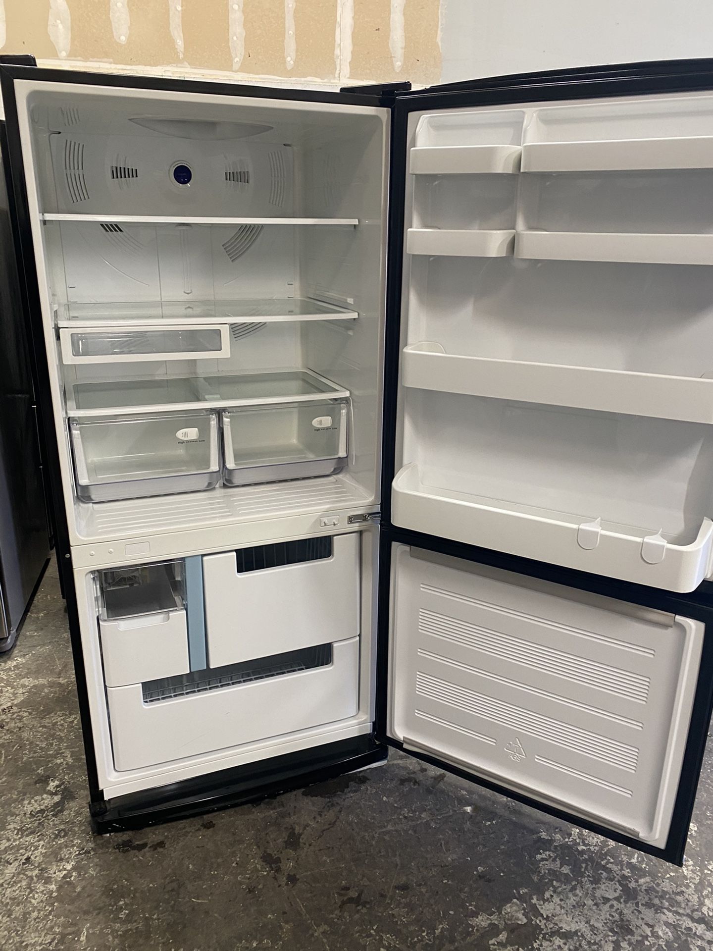 Samsung Bottom Freezer fridge apartment size with icemaker Vivid Black ...