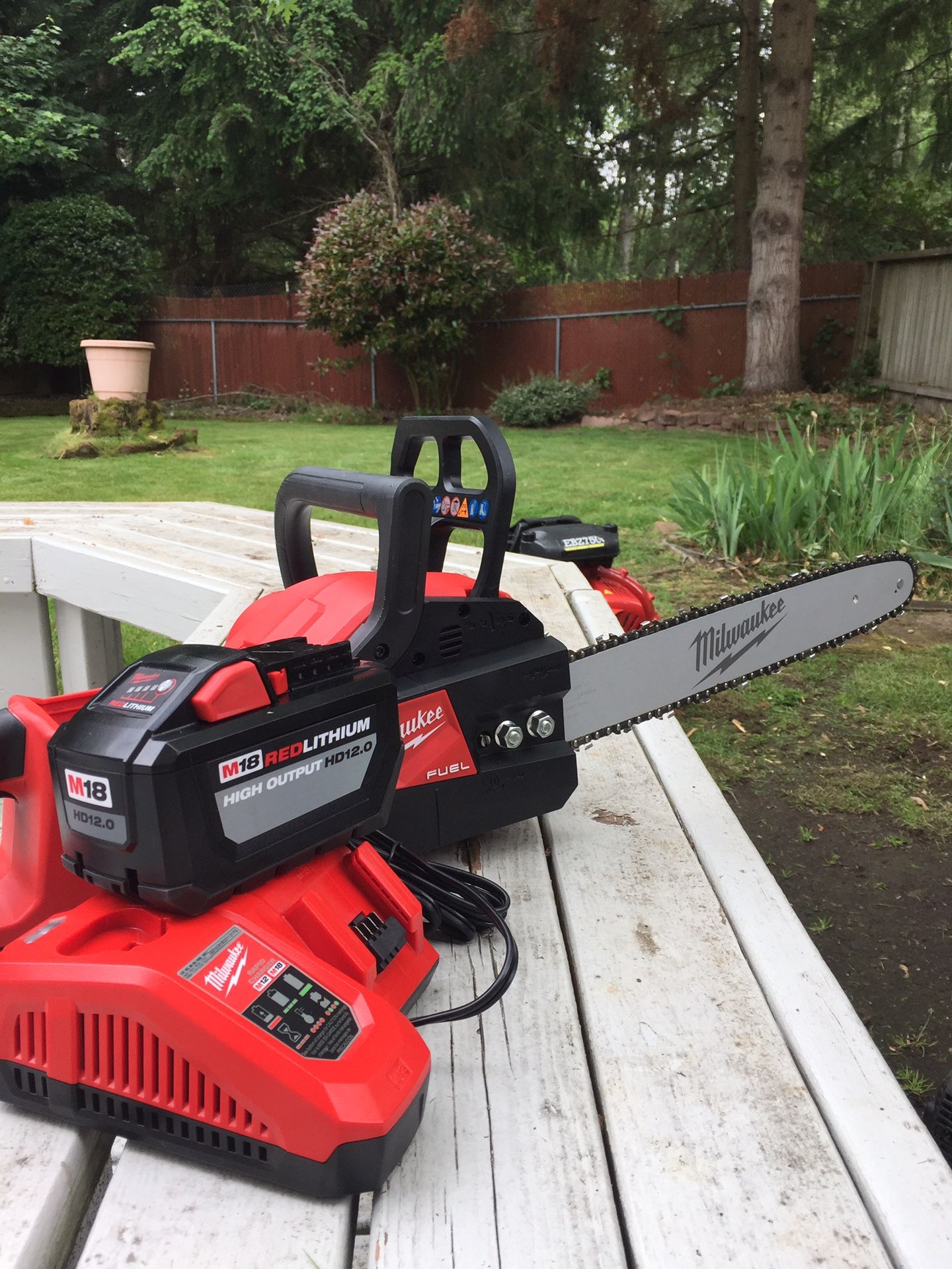 Milwaukee 2727-20 brushless fuel cordless 16” chain saw w/M18 18v ...